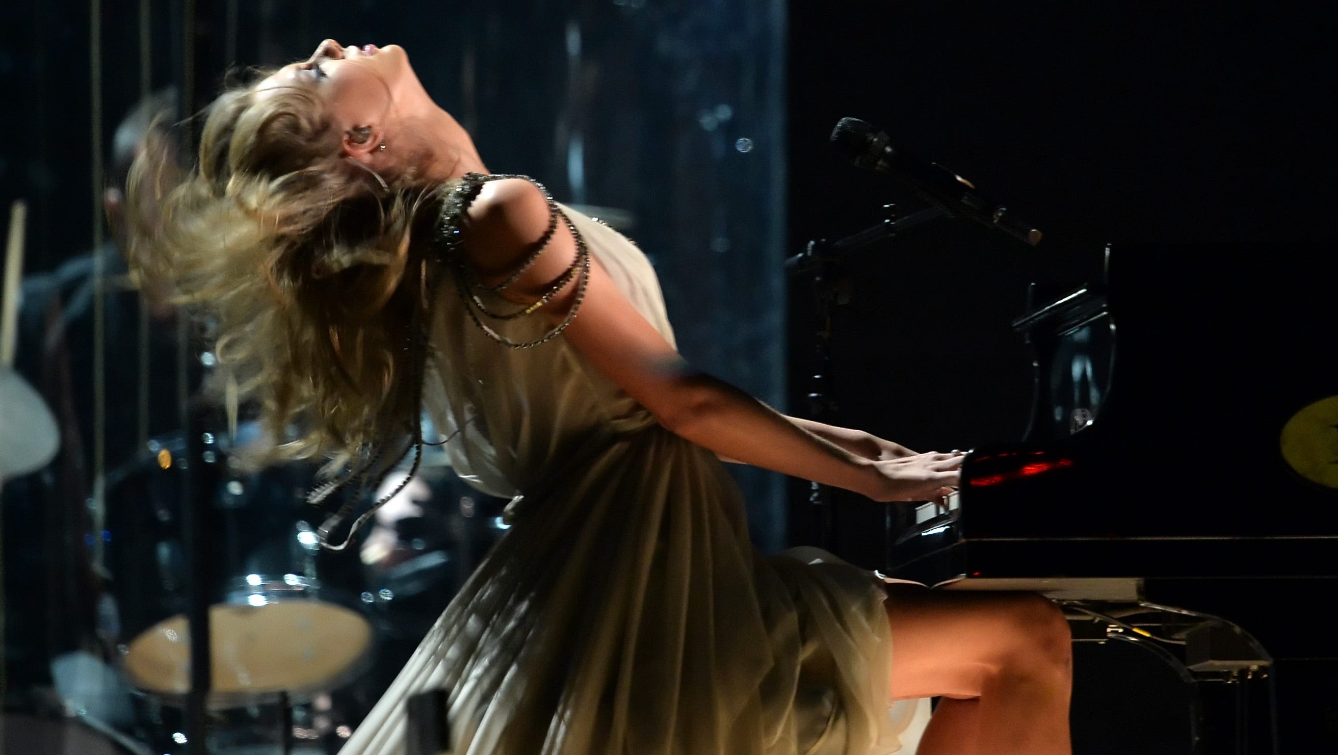 Taylor Swift's hair flip goes viral via Vine