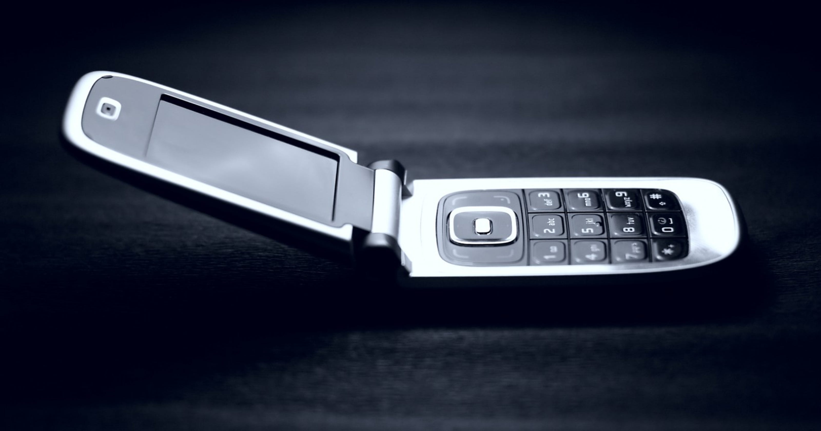 'Flip phone challenge' offers $1,000 to ditch smartphone for one week