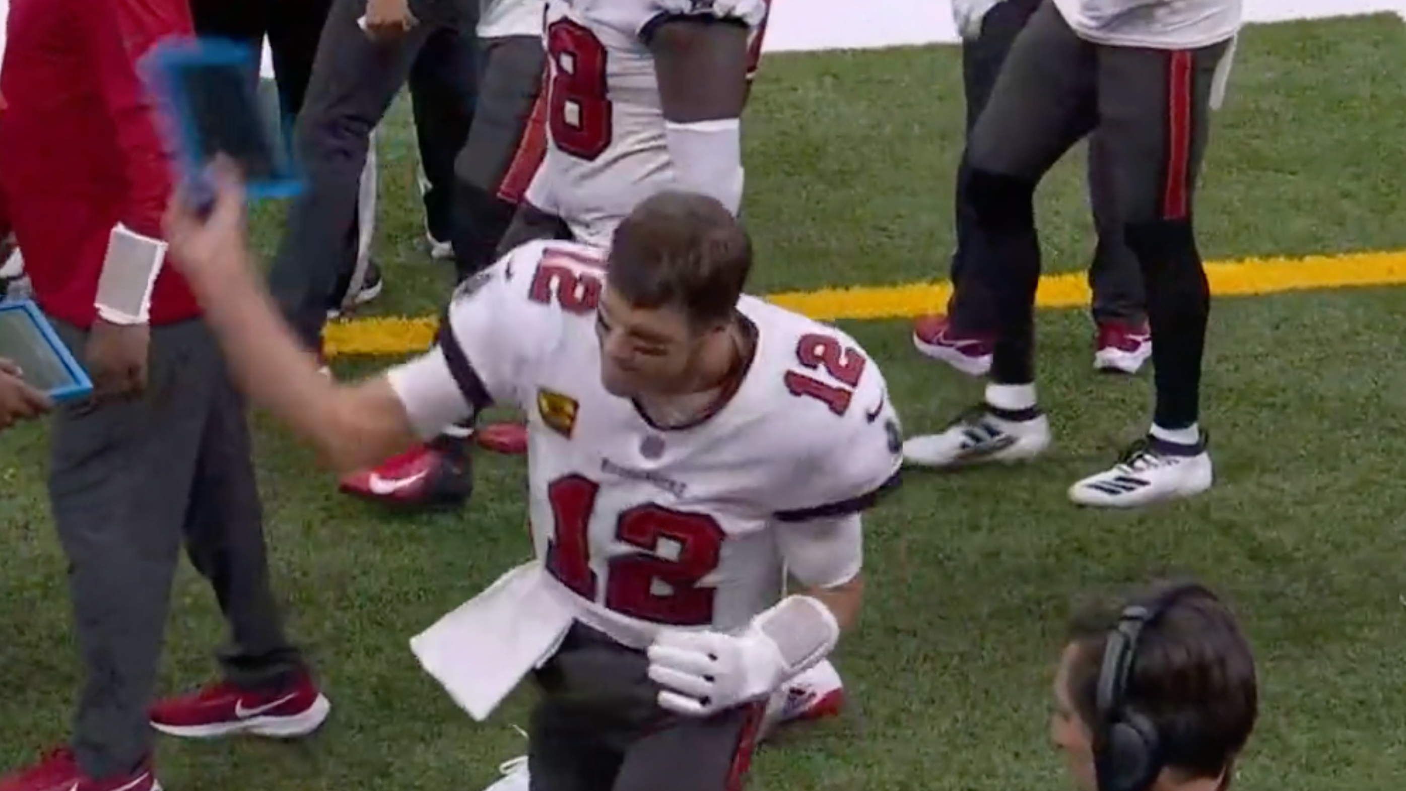 Tom Brady furiously threw helmet, tablet in sideline tantrum