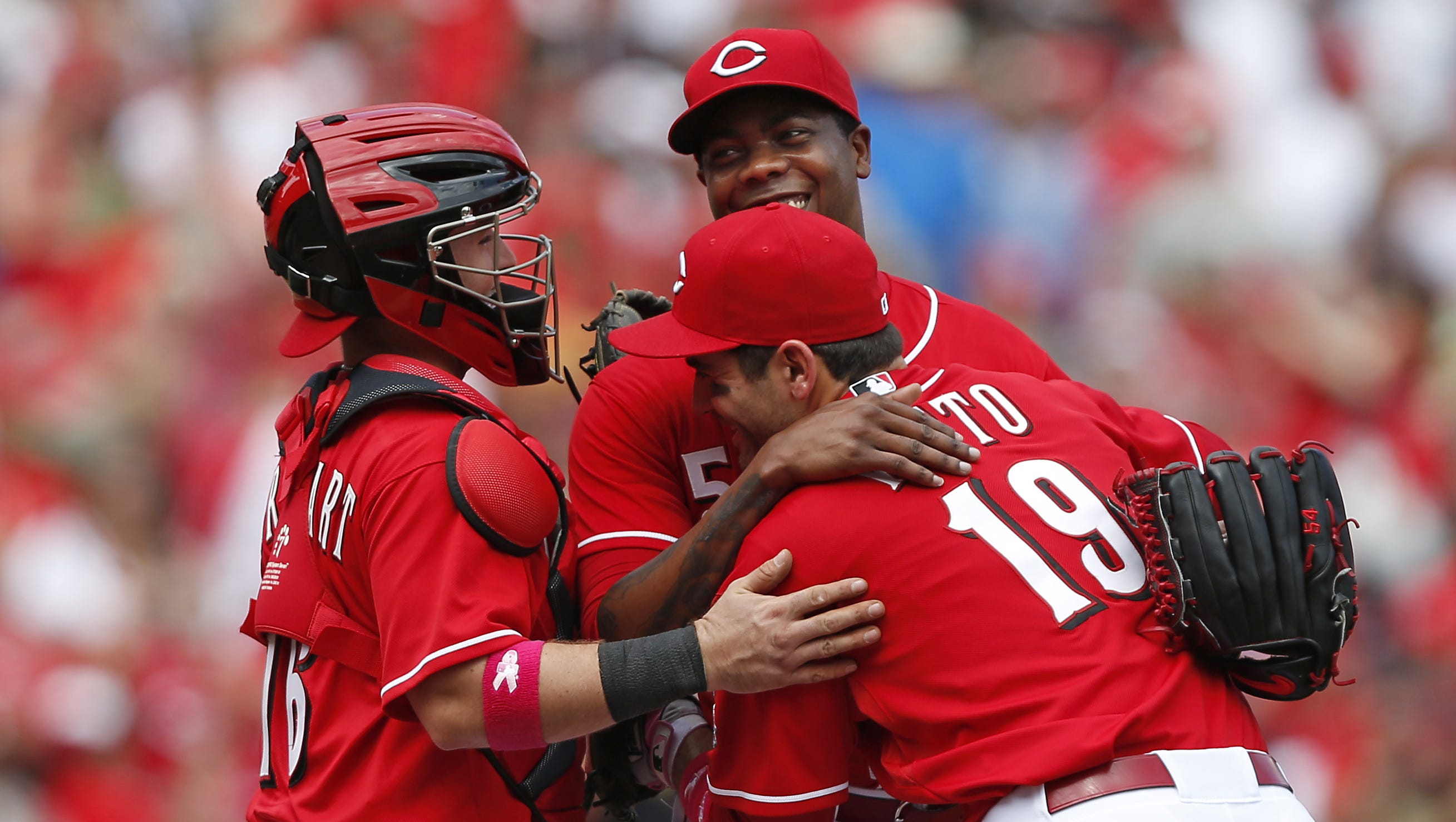 Aroldis Chapman debuts, gets save in Reds' 4-1 win