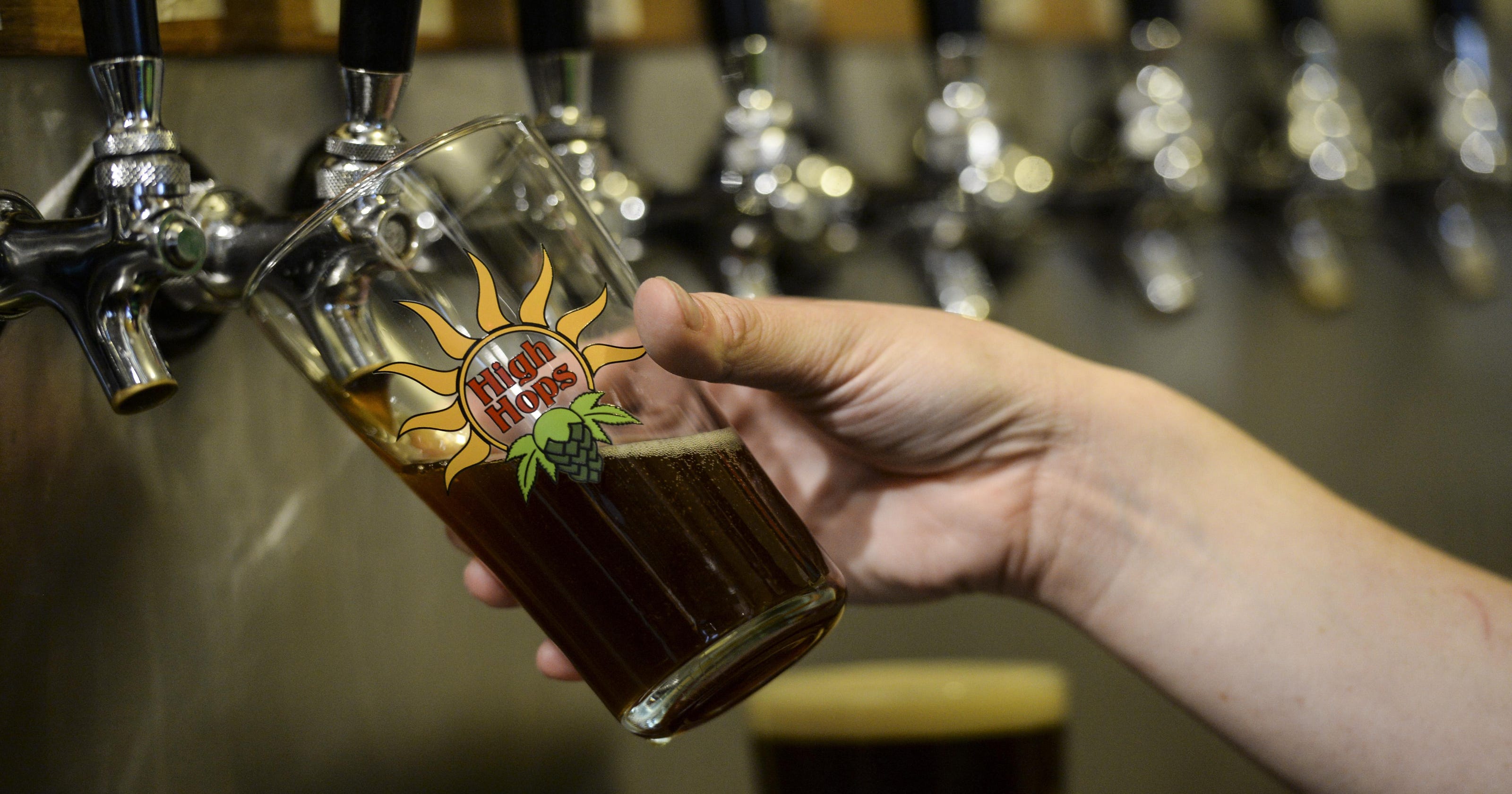 U.S. craft beer industry soaks up growth in 2015