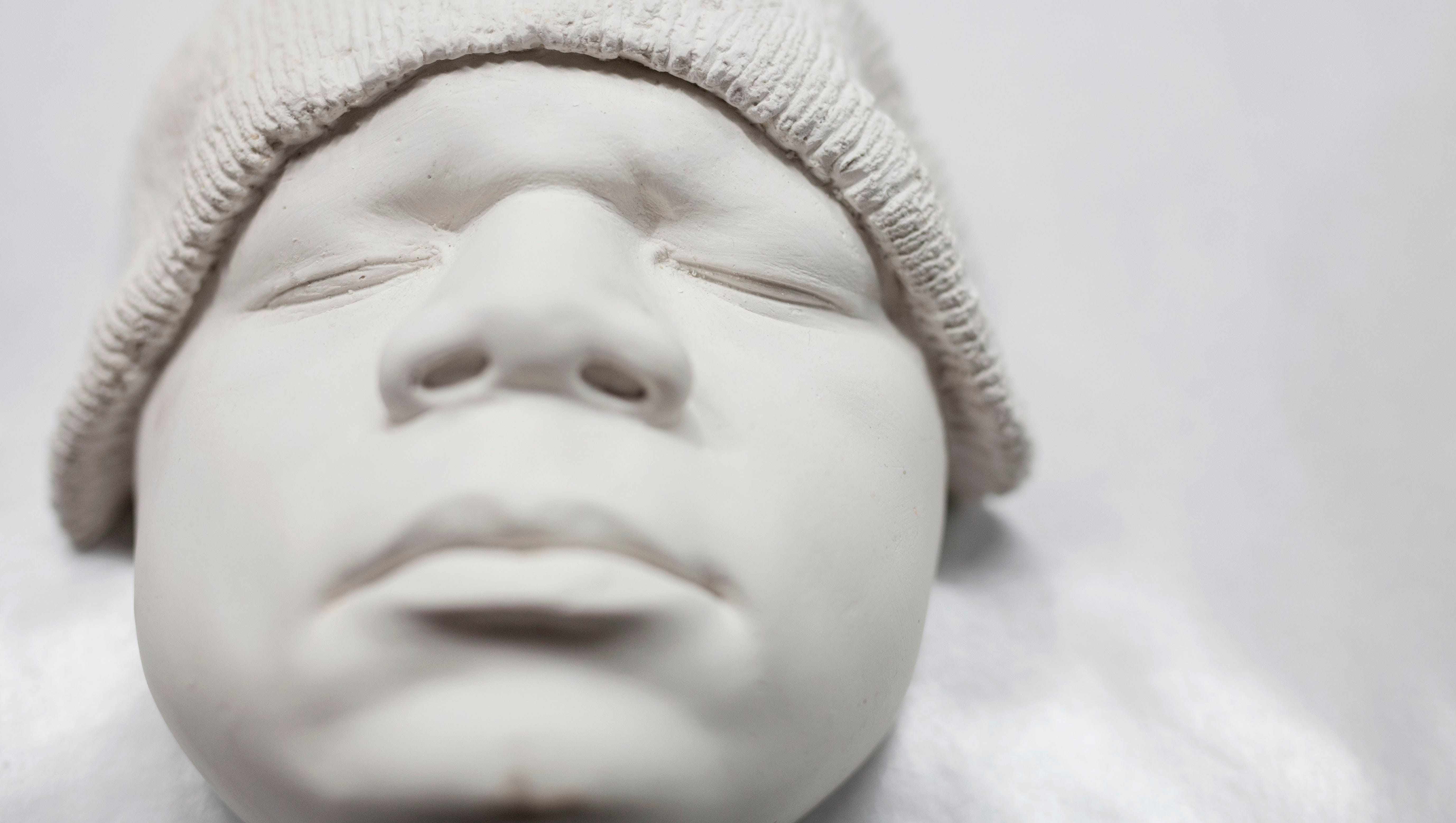 Face-casting demo teaches art, brings together people