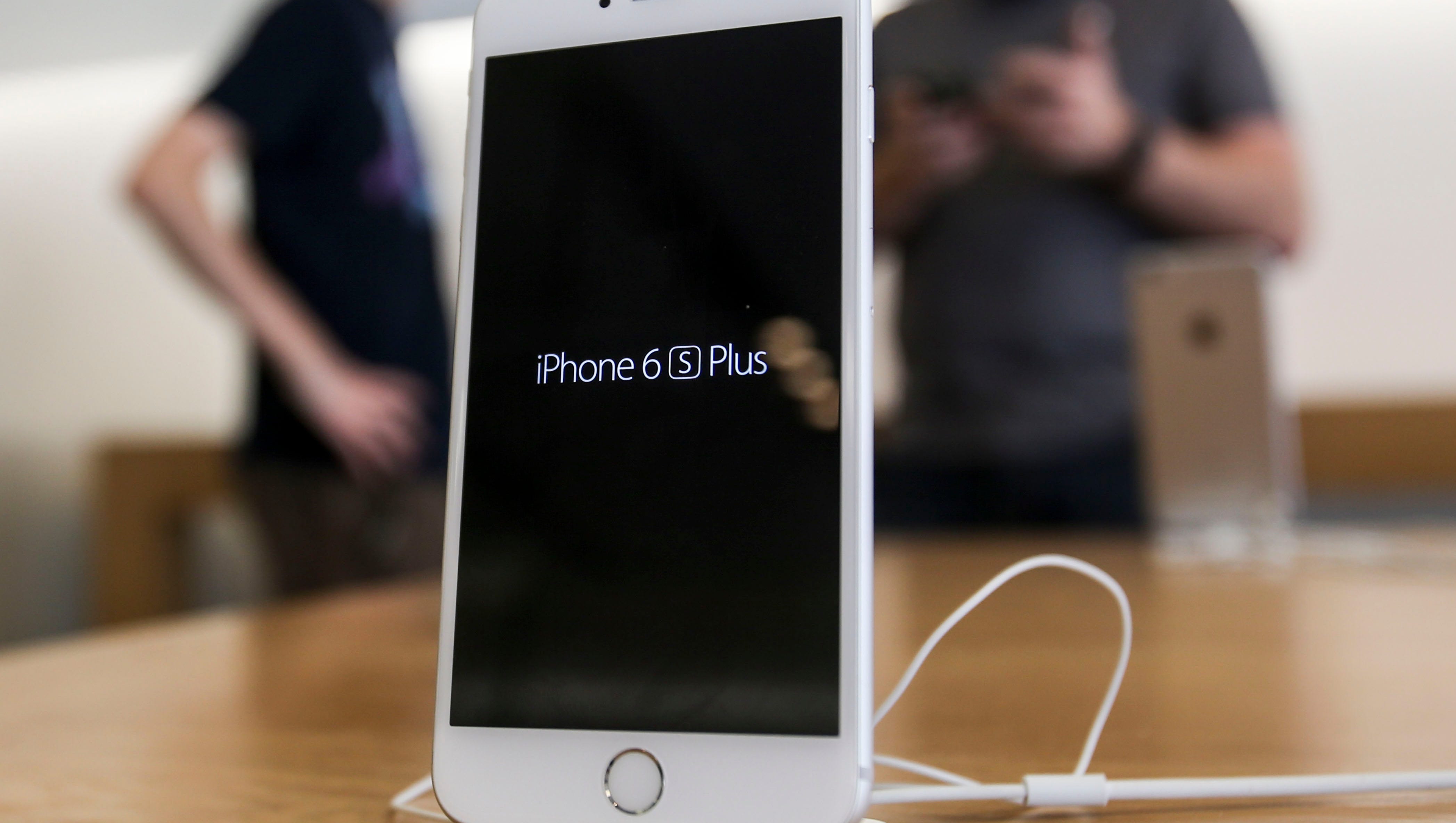 Apple urges government to drop iPhone request