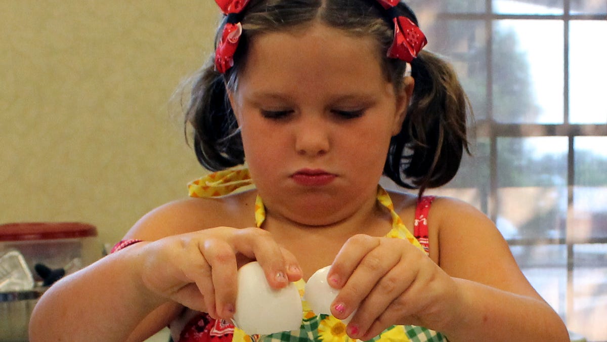 Little bakers take charge in kitchen