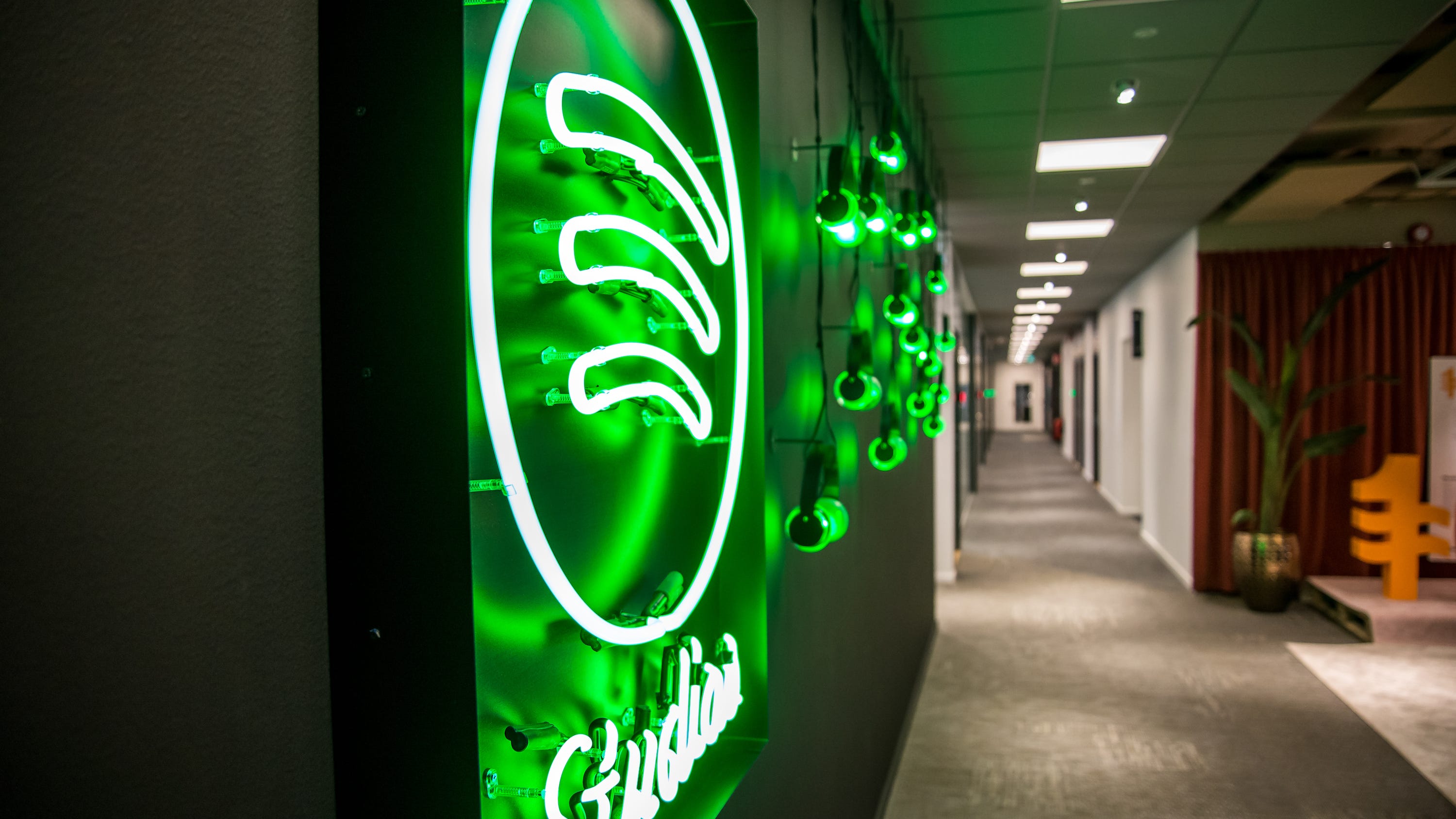 How much does Spotify pay per stream? How songs earn money on Spotify.