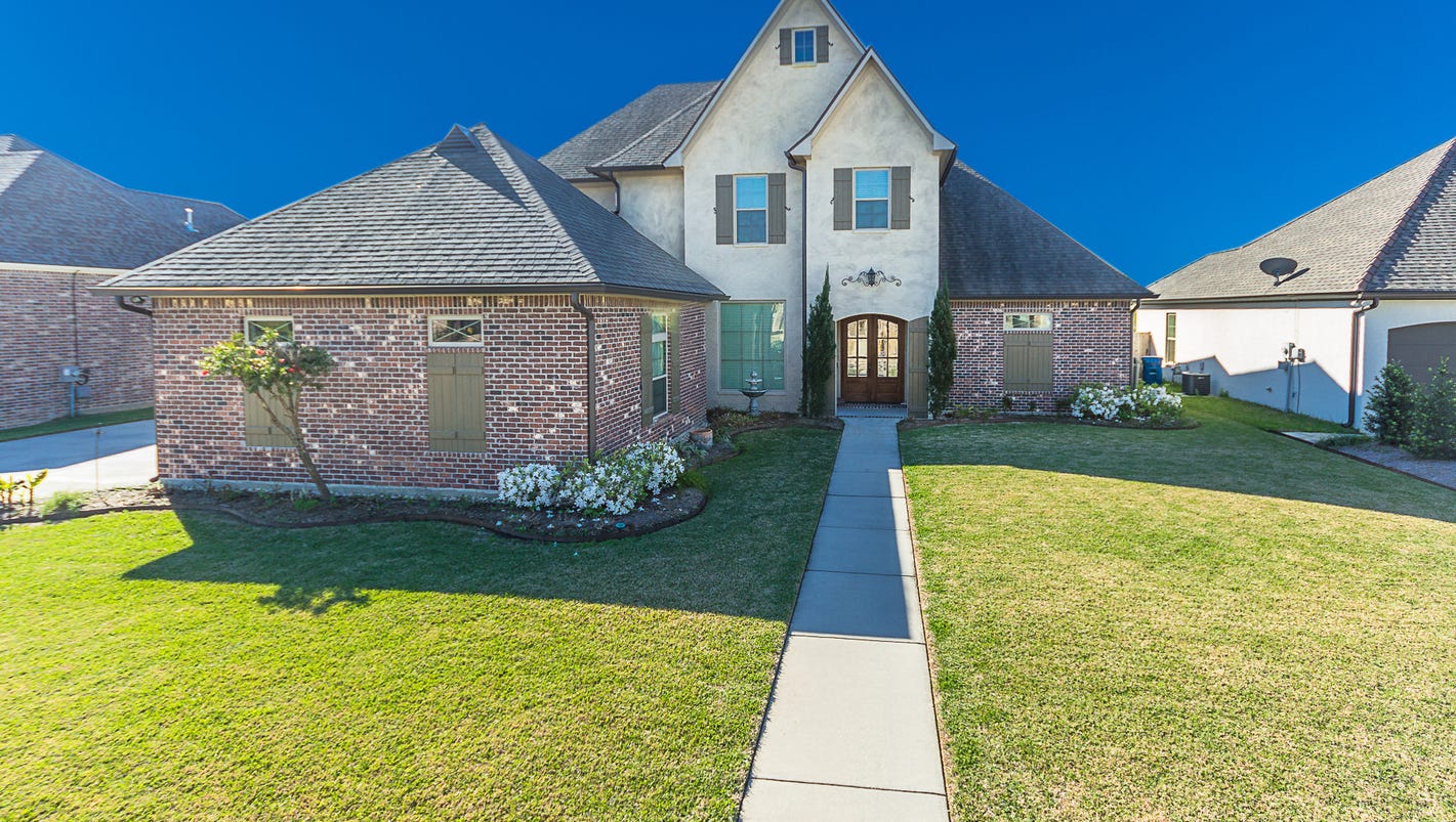 See the fabulous pool at this Grandview mansion