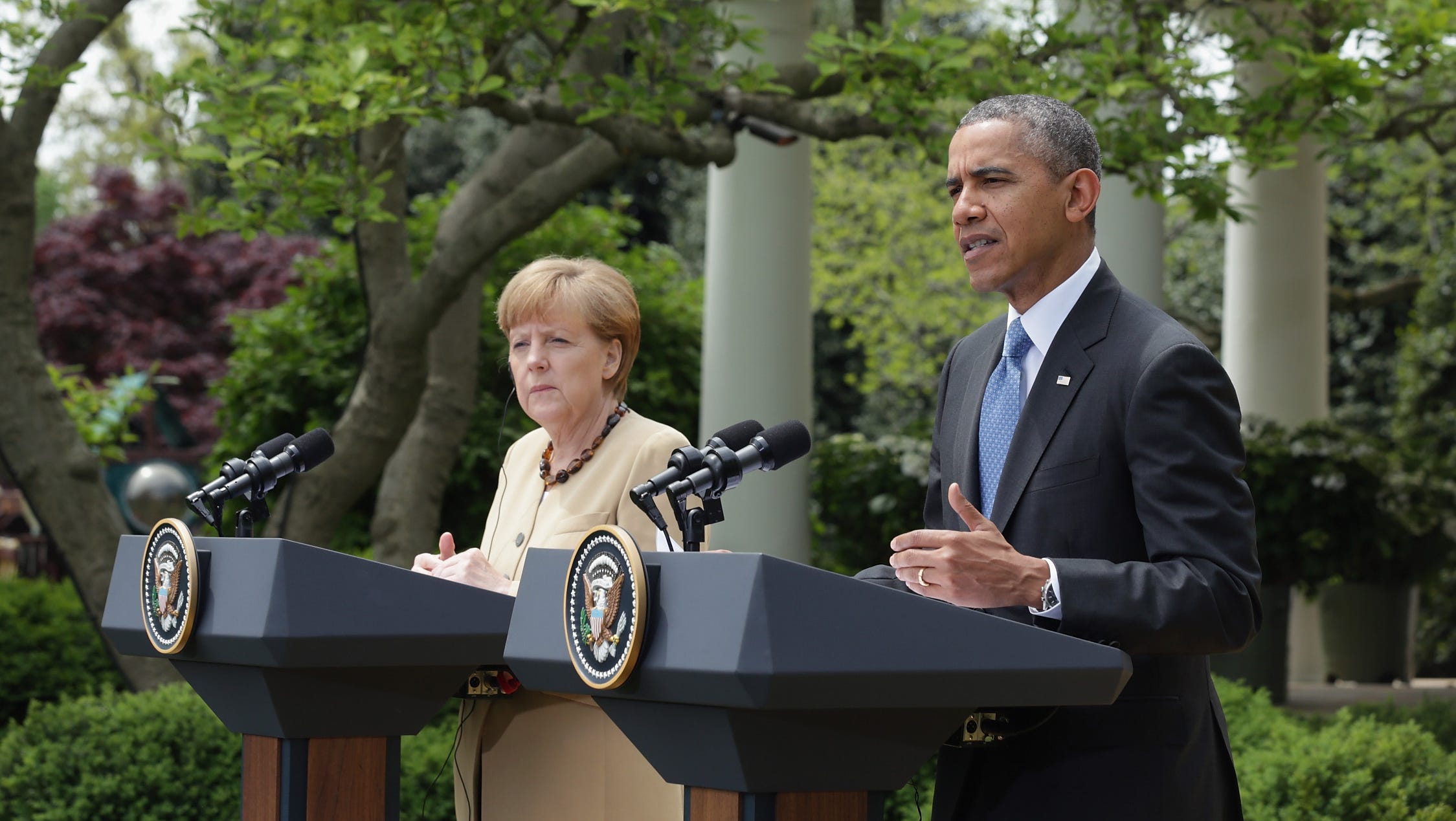 Obama warns Russia of possible sectoral sanctions