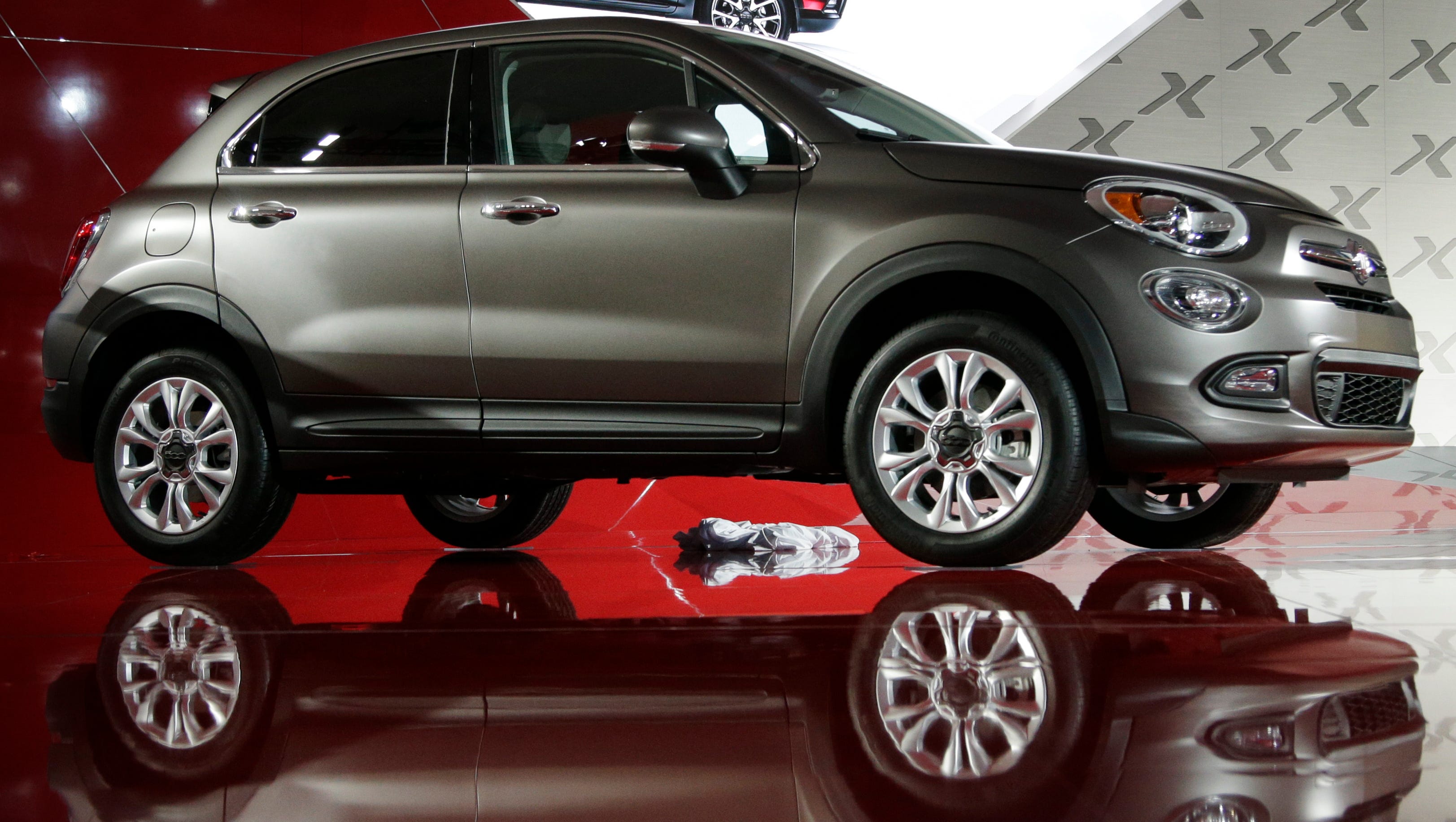 635663641005563153-AP-LA-AUTO-SHOW-FIAT-68882312.JPG?width=3200&height ...