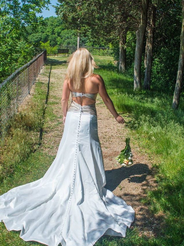 Iowan's divorce photo shoot goes viral