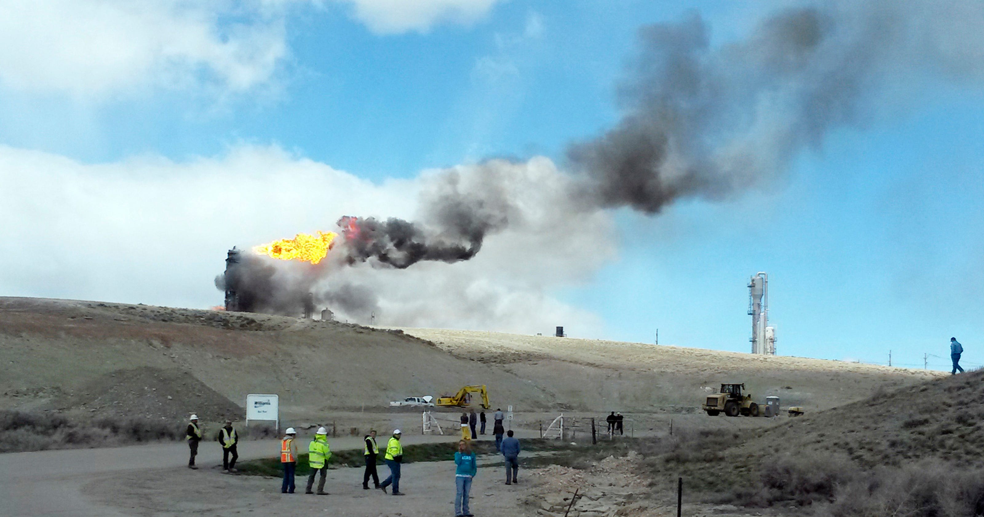 Explosion, fire force evacuation of Wyoming town