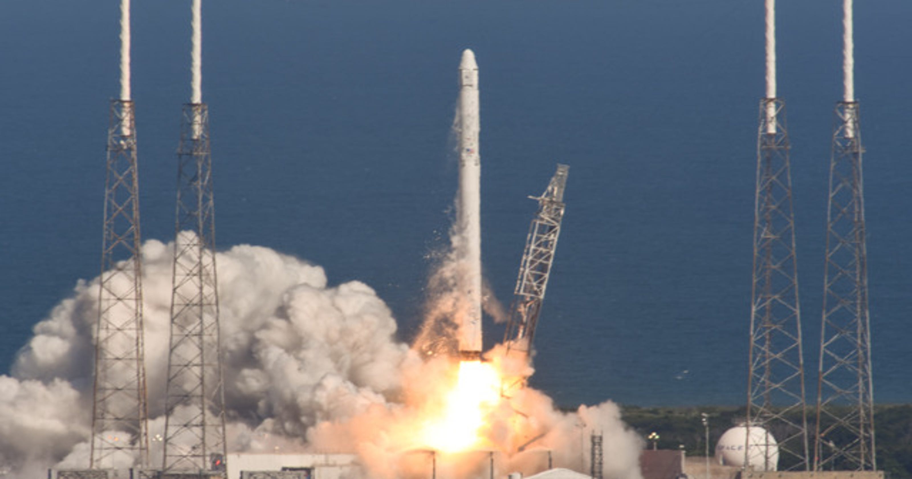 SpaceX launches Dragon to ISS, but rocket landing fails