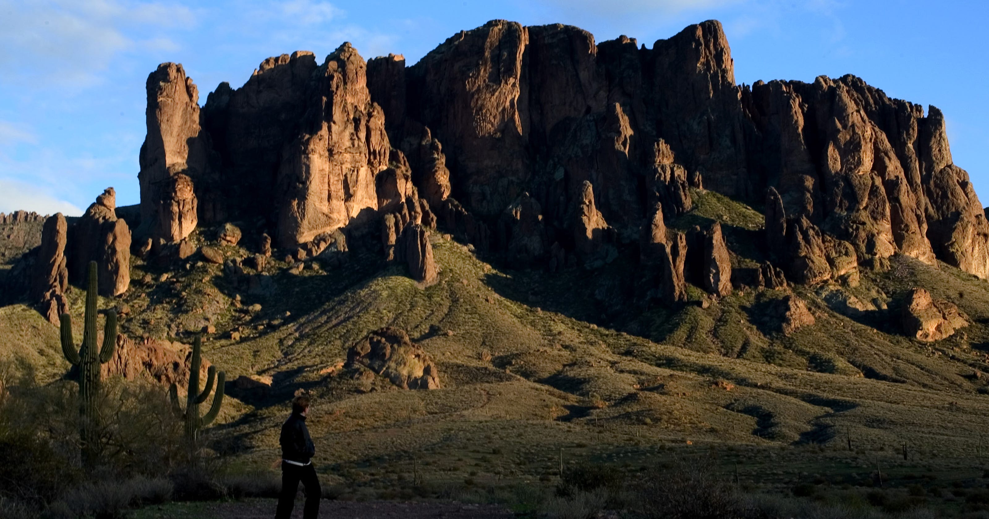 2 rabid animals in Superstition Mountains area popular with hikers