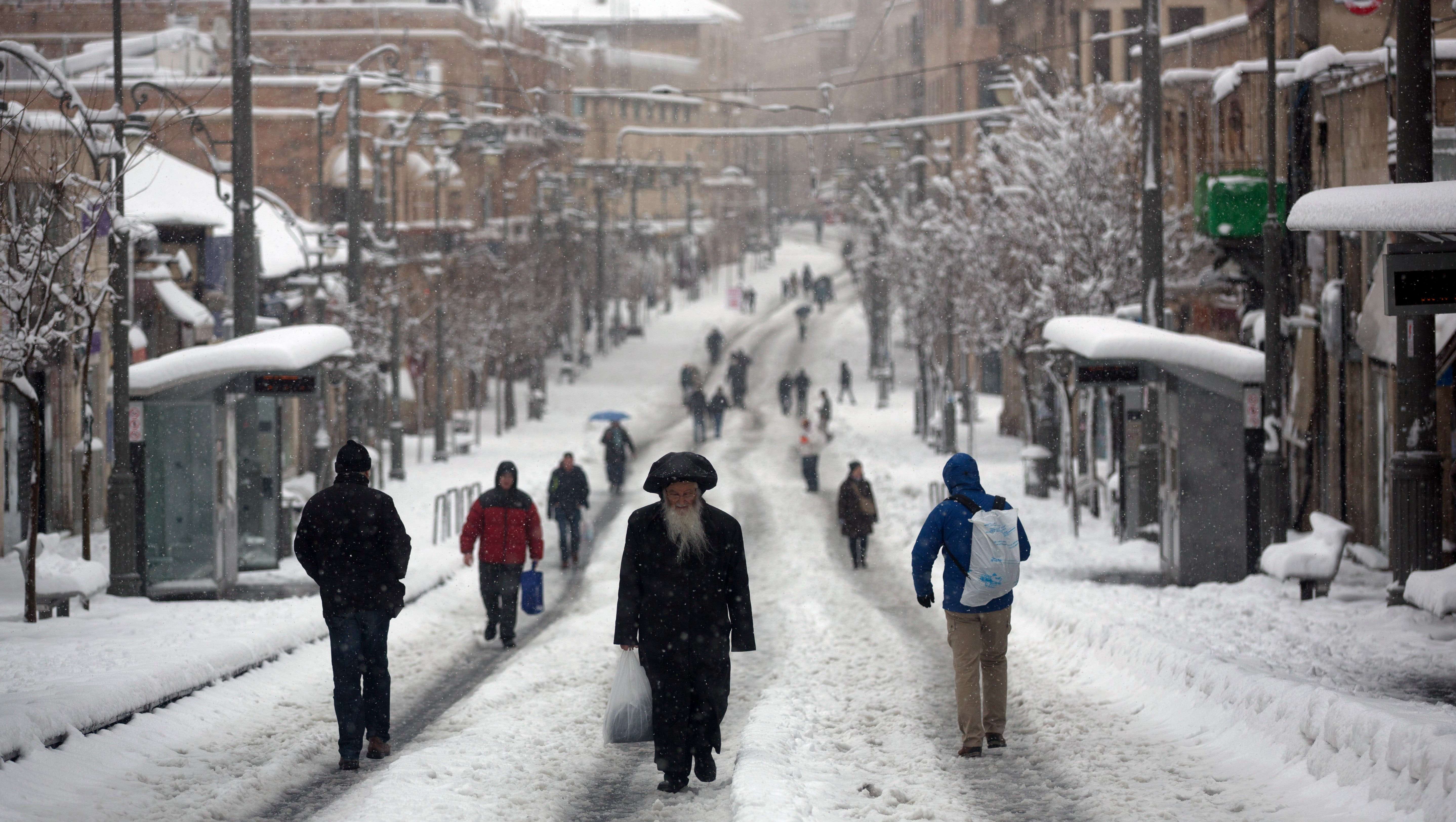 Rare snowstorm blankets Jerusalem, Israeli desert