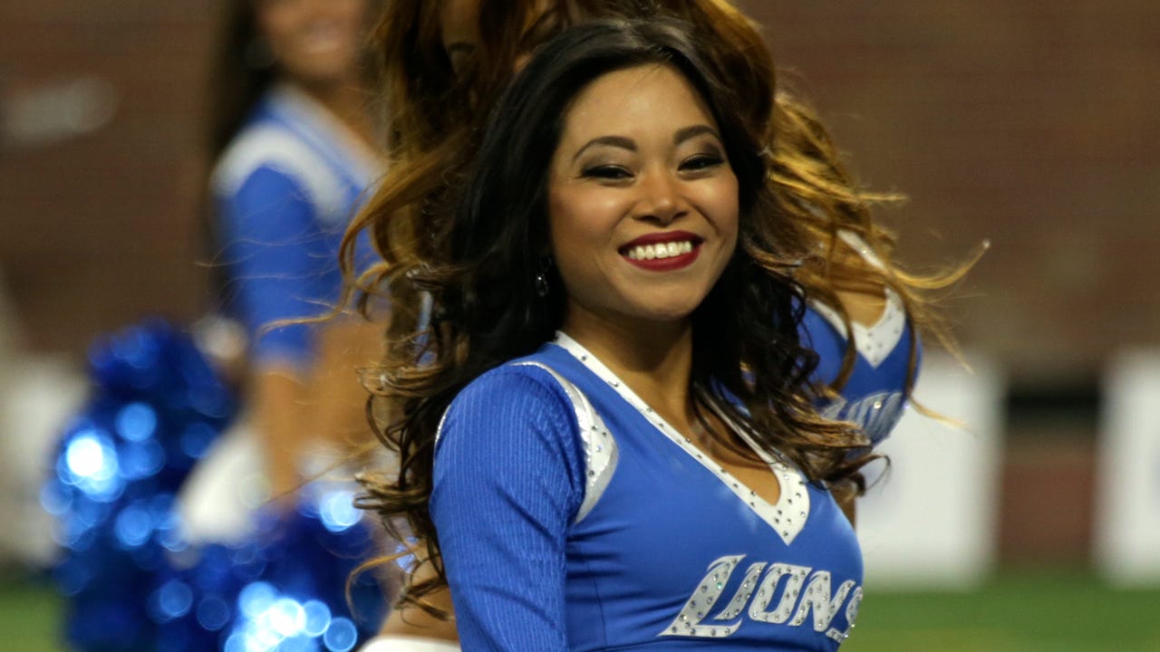 Dancing in the D! Lions cheerleaders make debut