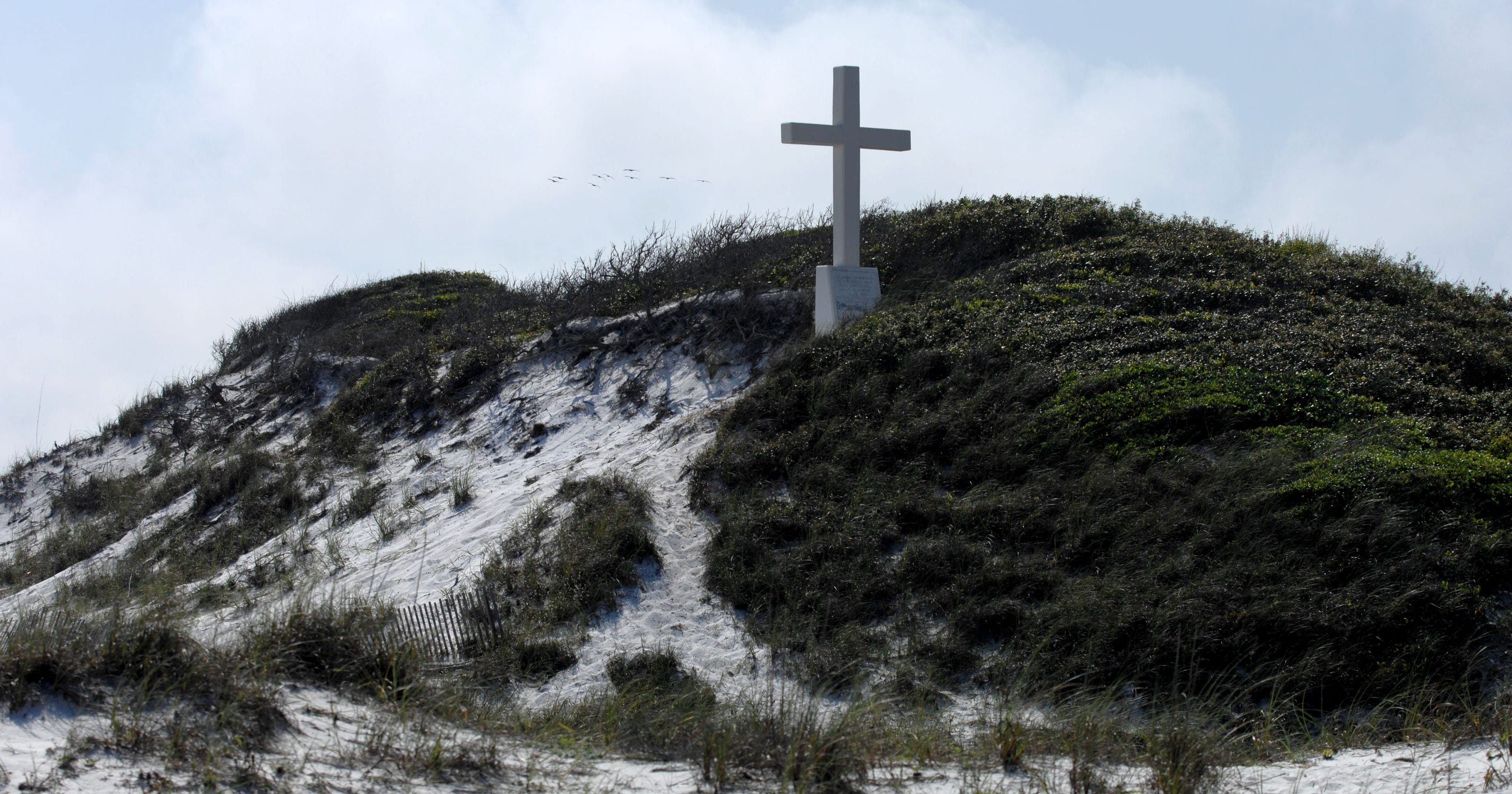 Experts: Beach cross could face legal challenges