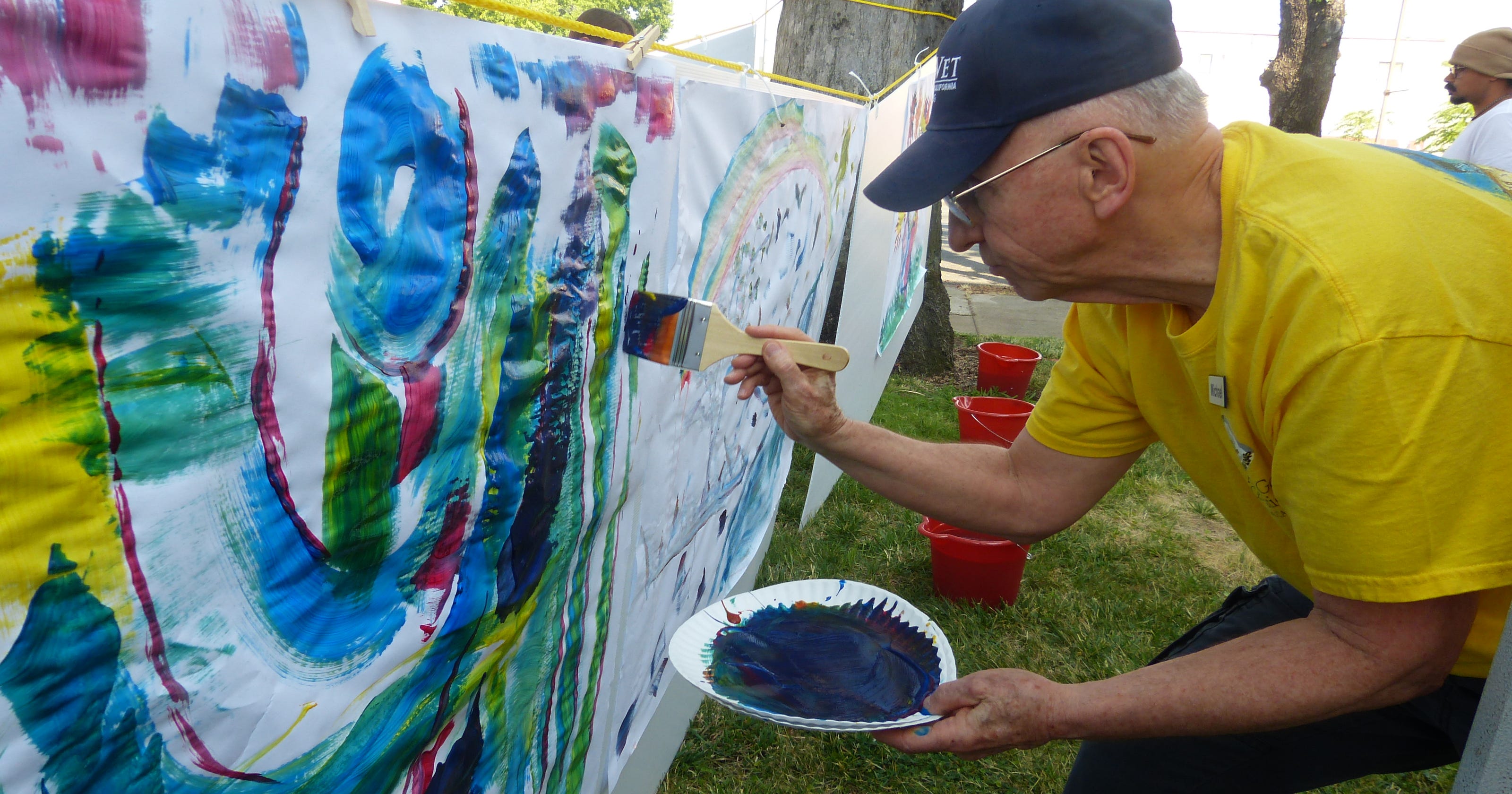 Homeless Art Project paints colors of hope