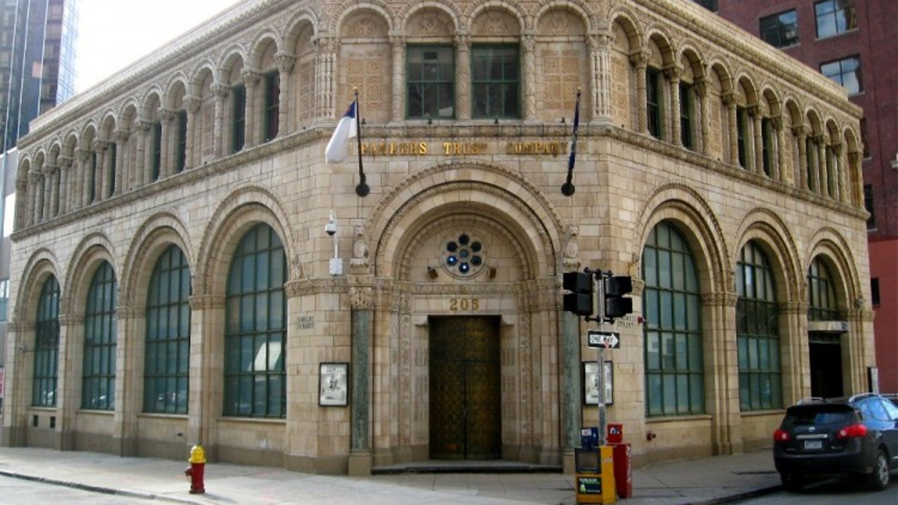 Historic Detroit bank fetches $3M at auction