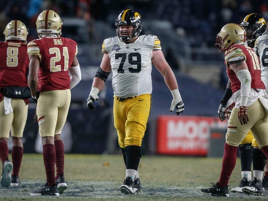 A year after NFL retirement, ex-Hawkeye Sean Welsh opens up about his life