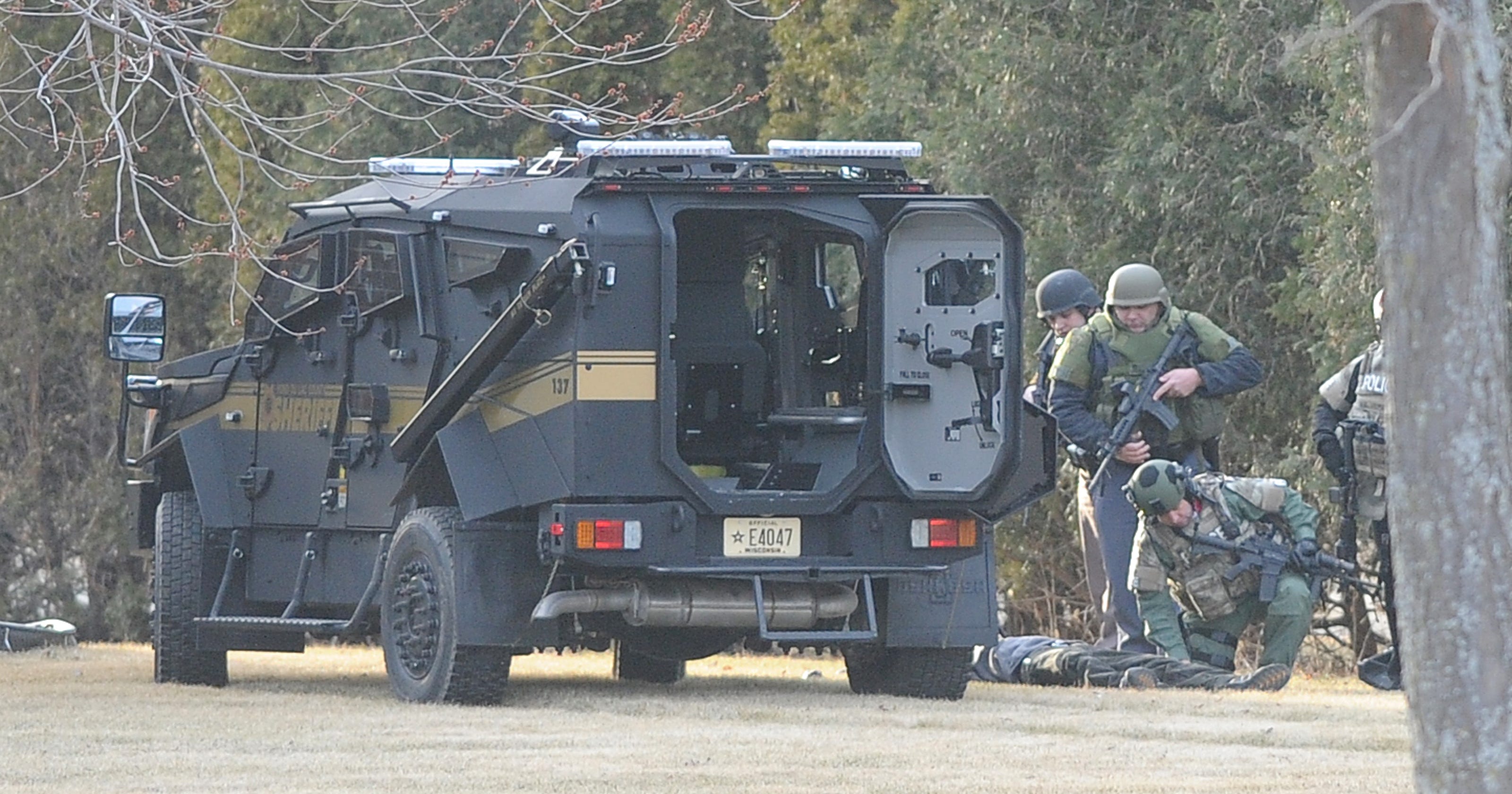 Wis. state trooper, bank-robbery suspect shot to death