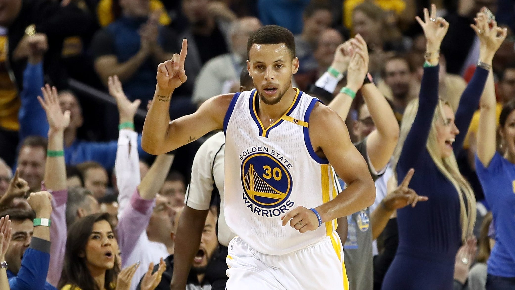 Stephen Curry sets NBA single-game record with 13 three-pointers
