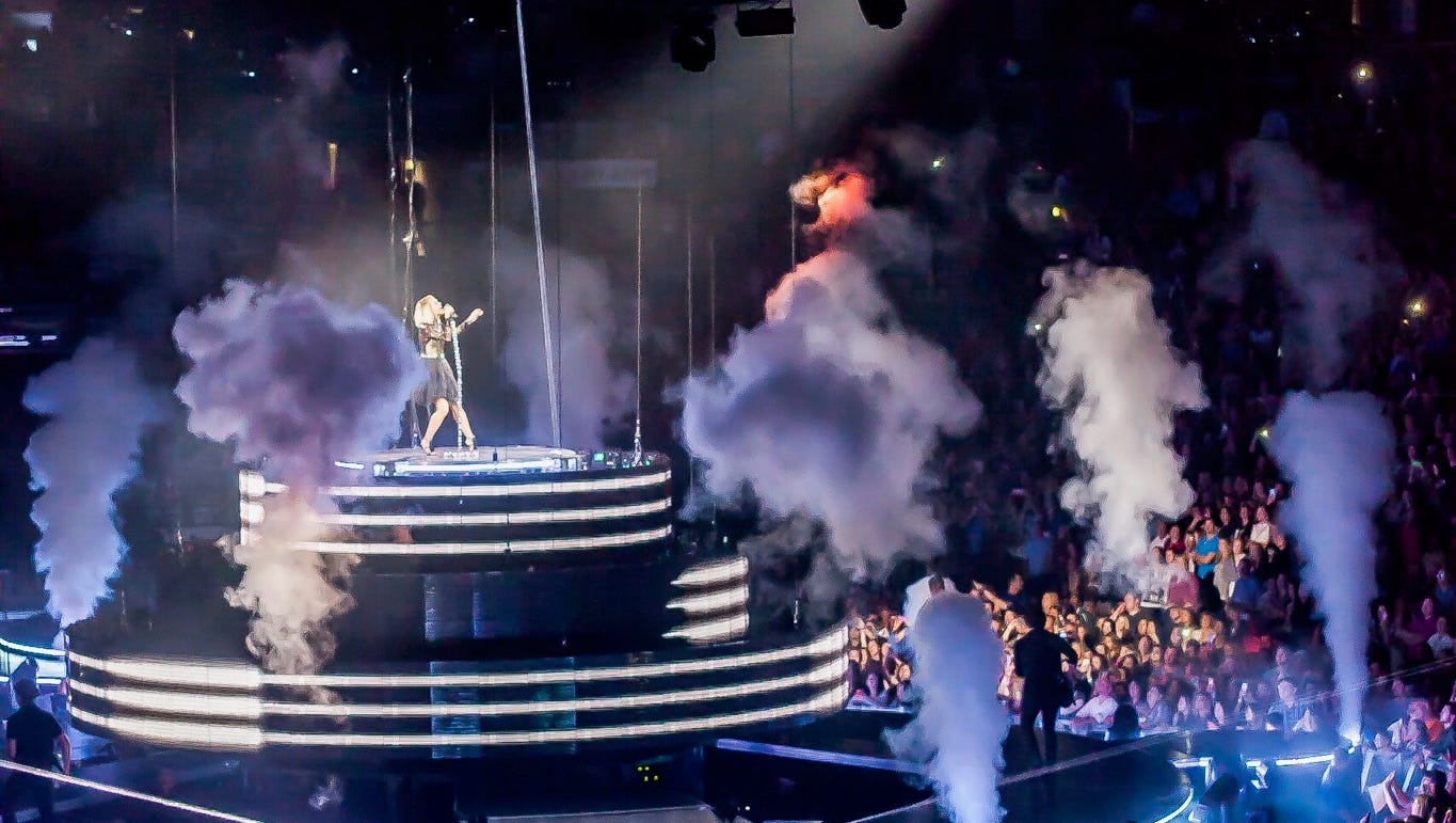 Carrie Underwood stages elaborate Milwaukee show
