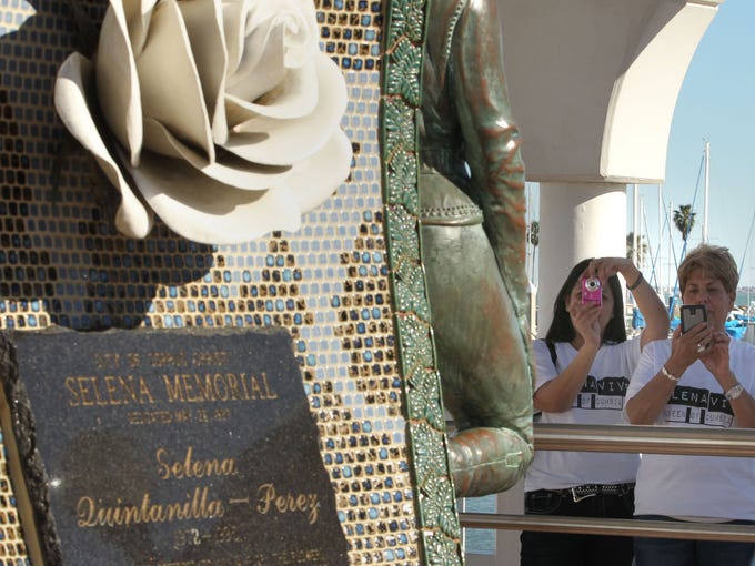 Mirador de la Flor and Selena statue facts