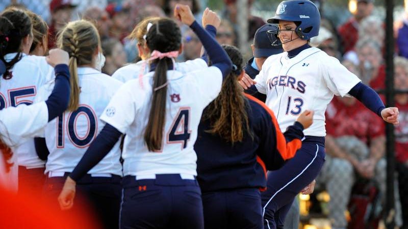 Auburn turns back Tide in softball showdown