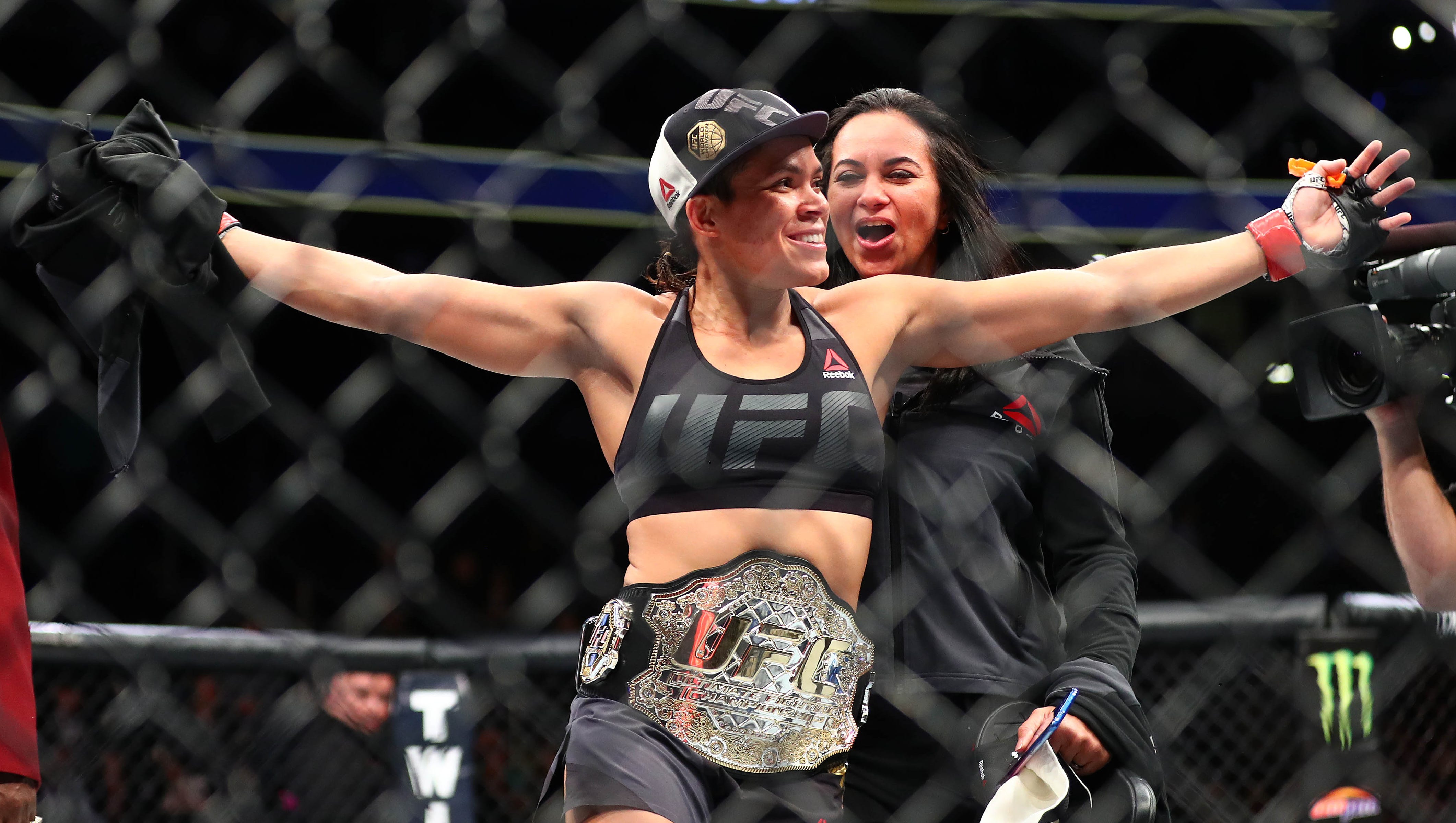 Amanda Nunes swiftly defeats Ronda Rousey at UFC 207 to defend women's ...
