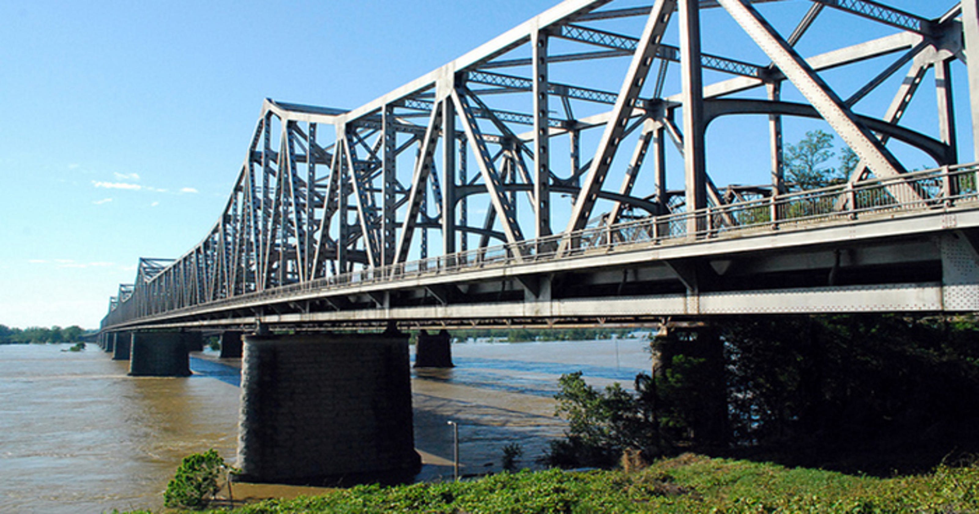 FBI warns of threat to the Memphis-Arkansas Bridge