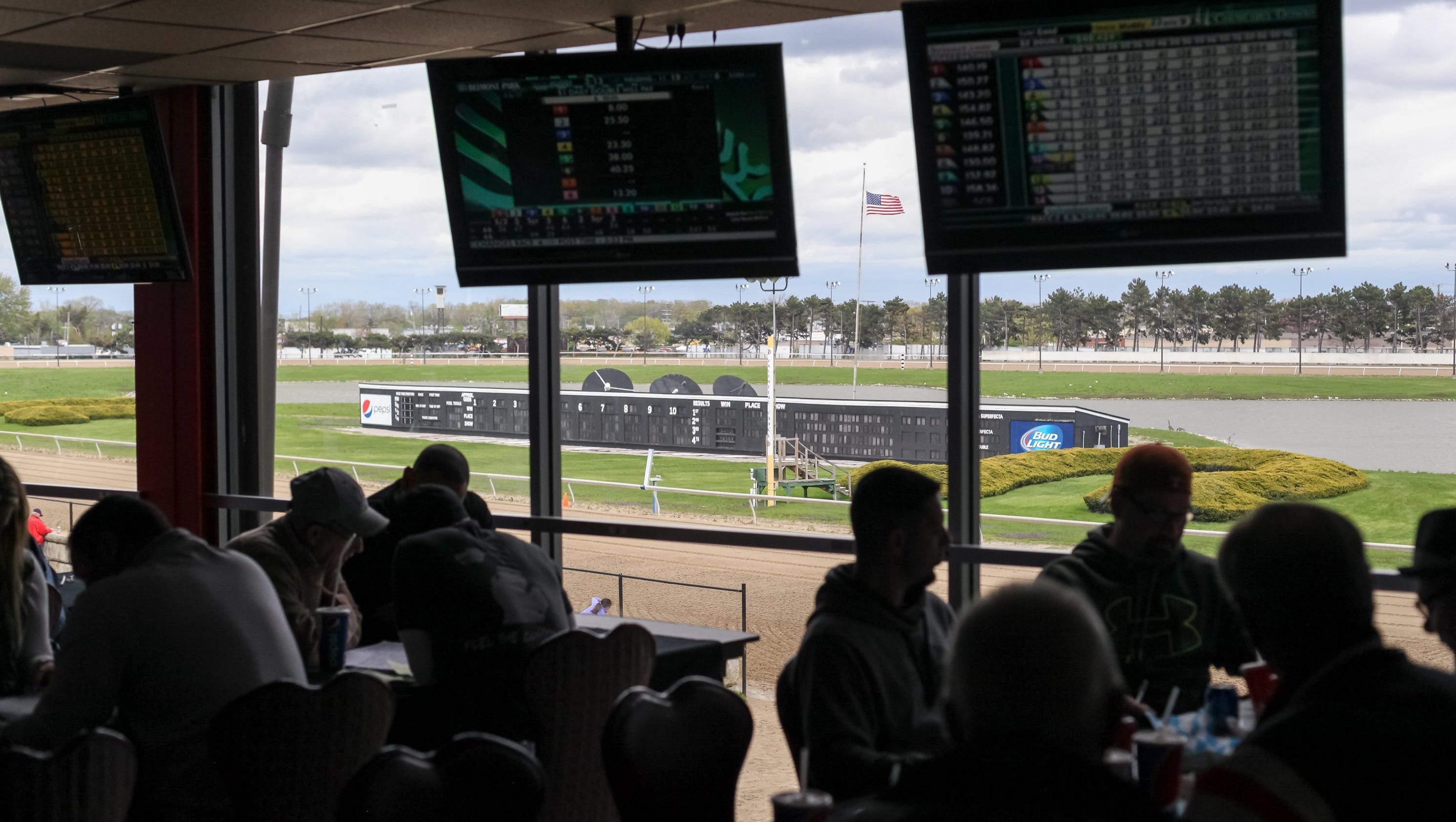 Hazel Park Raceway closes after nearly 70 years of horse racing