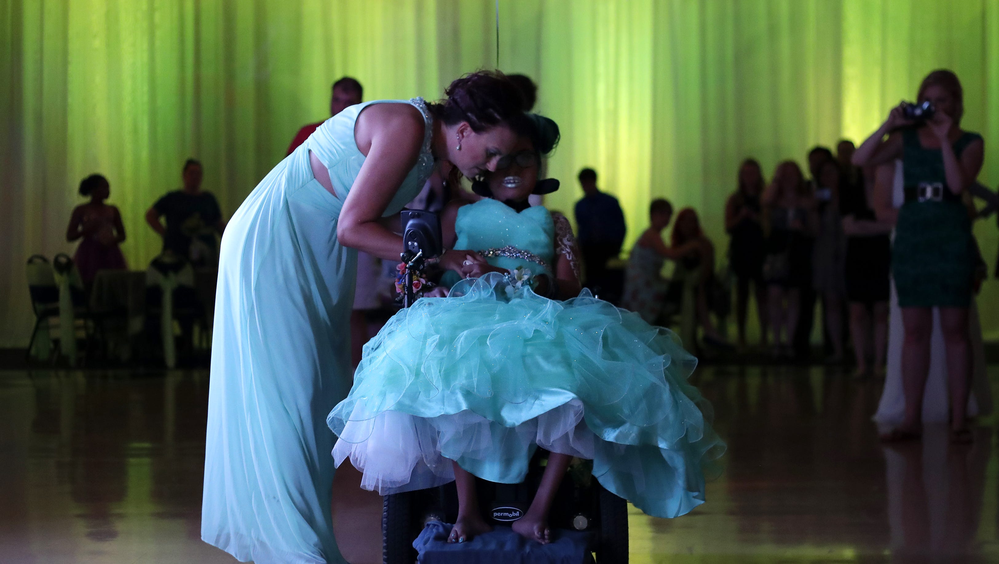 Last dance: Huge outpouring for dying Appleton teen