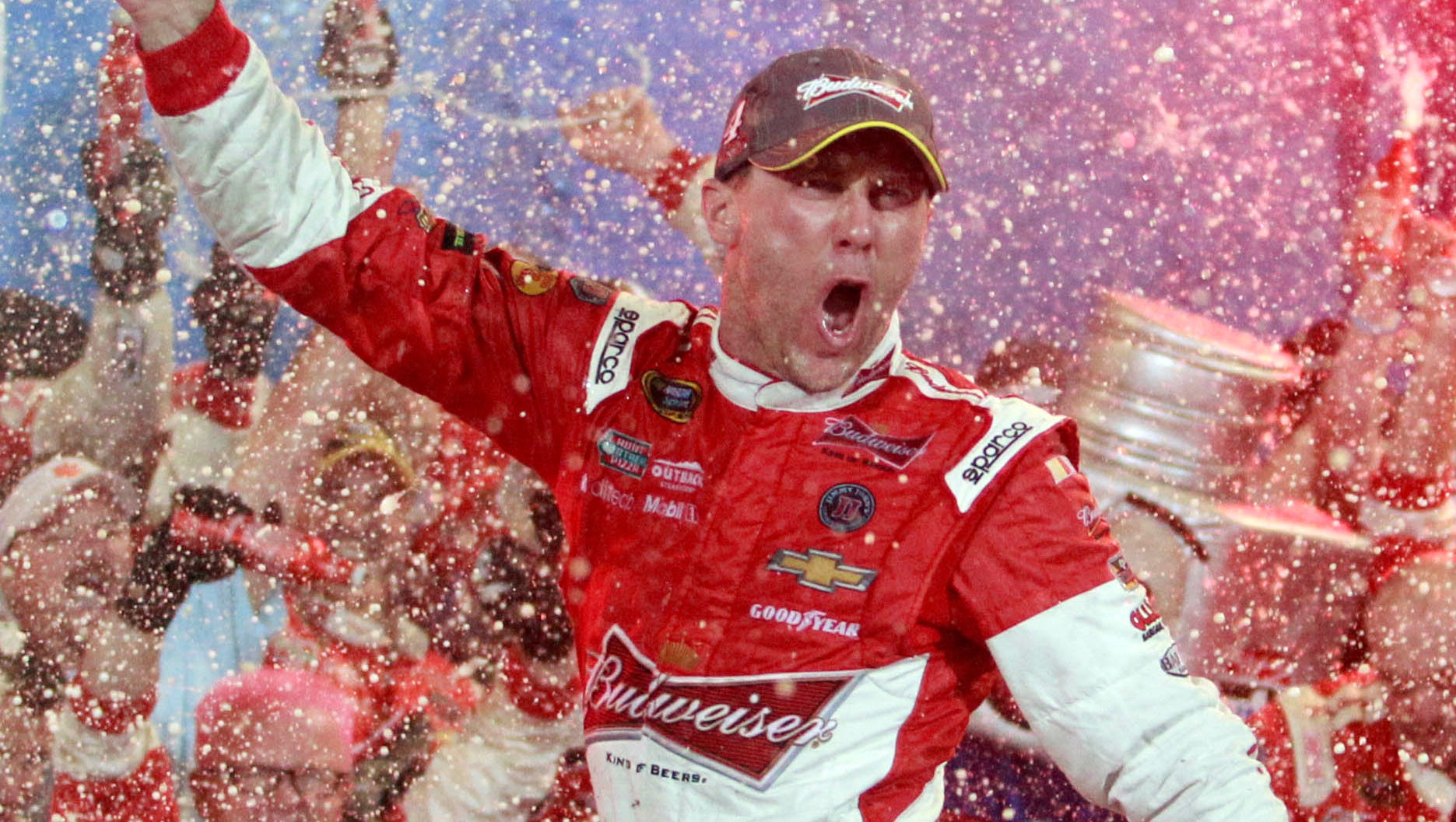 Kevin Harvick wins at Charlotte, advances in Chase