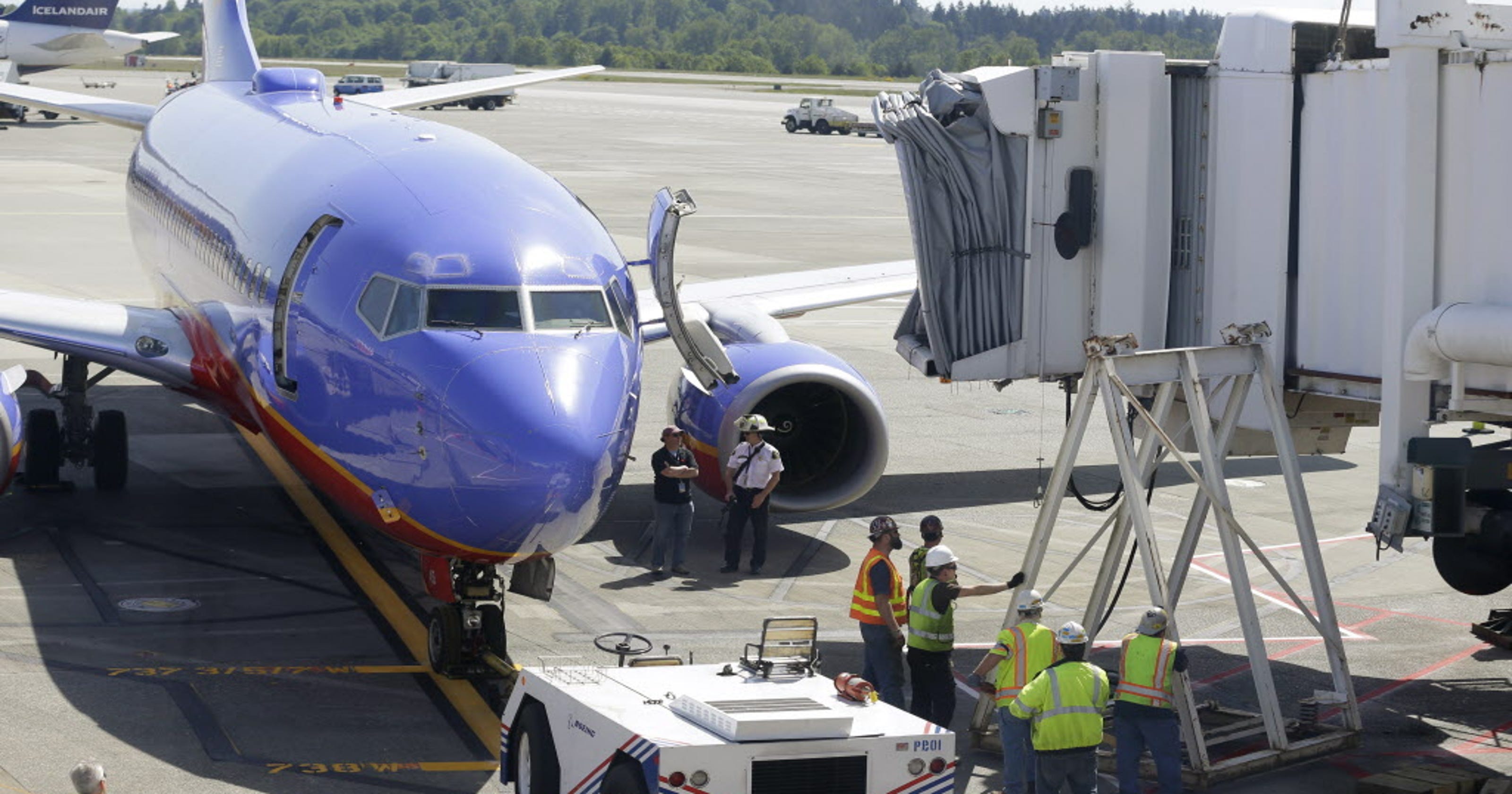 Jetway bridge collapses at BWI airport, injures 6