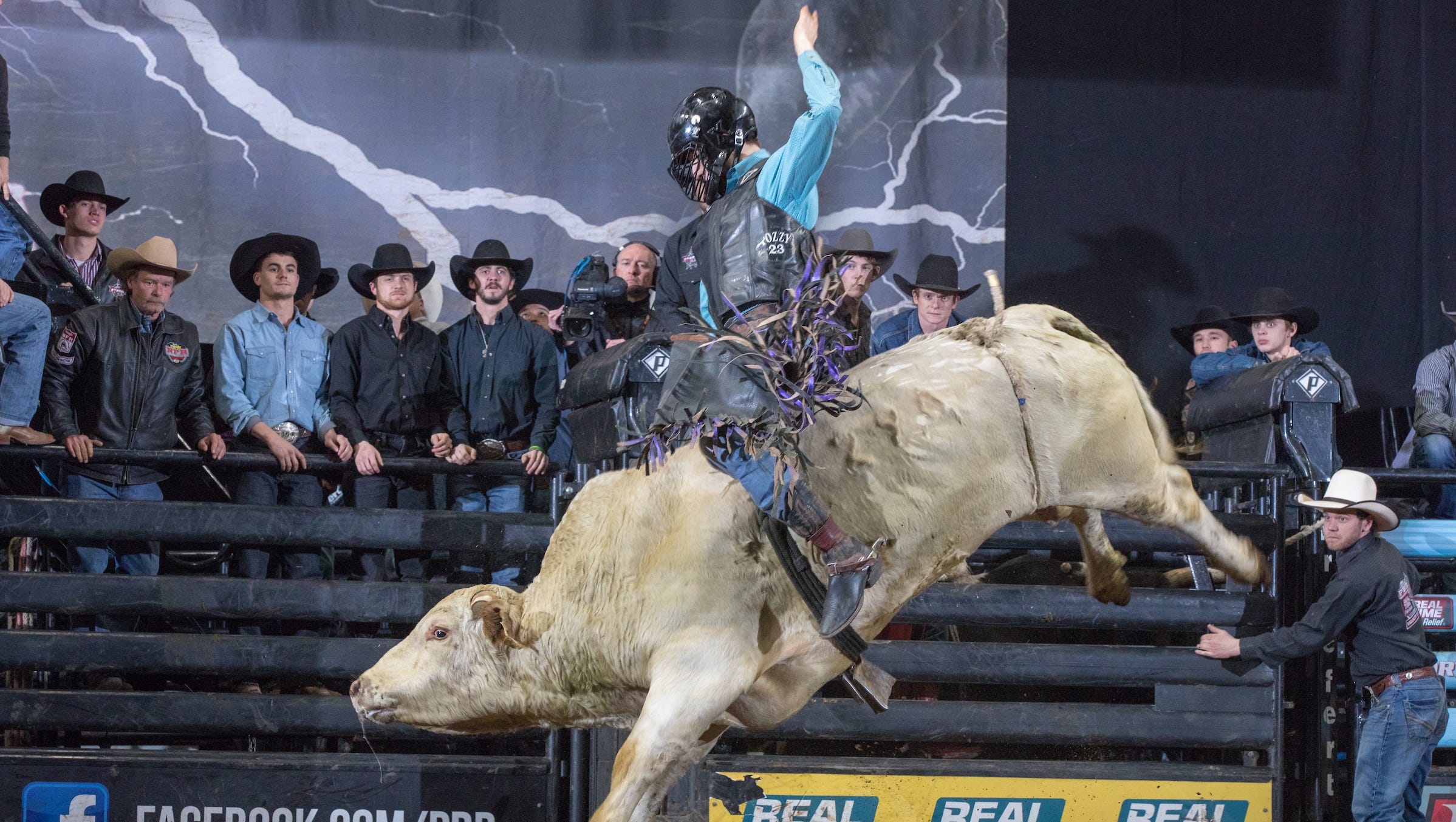 Professional bull riders return to Des Moines' Wells Fargo Arena