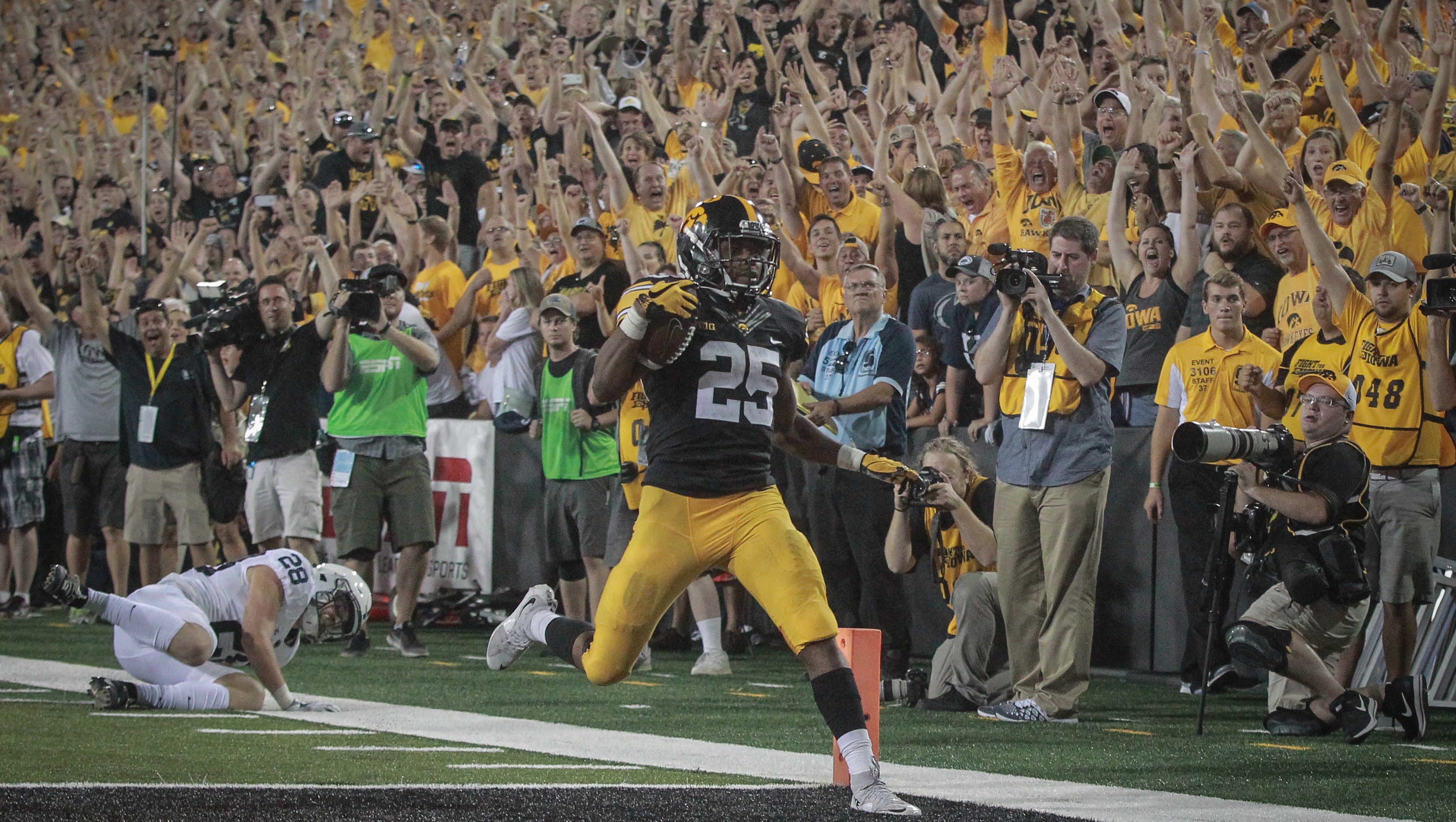ESPN's 'College GameDay,' Fox Sports tribute Iowa's Hawkeye Wave