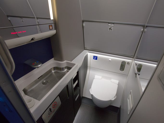 United shows off its new Boeing 777-300ER, Polaris business class