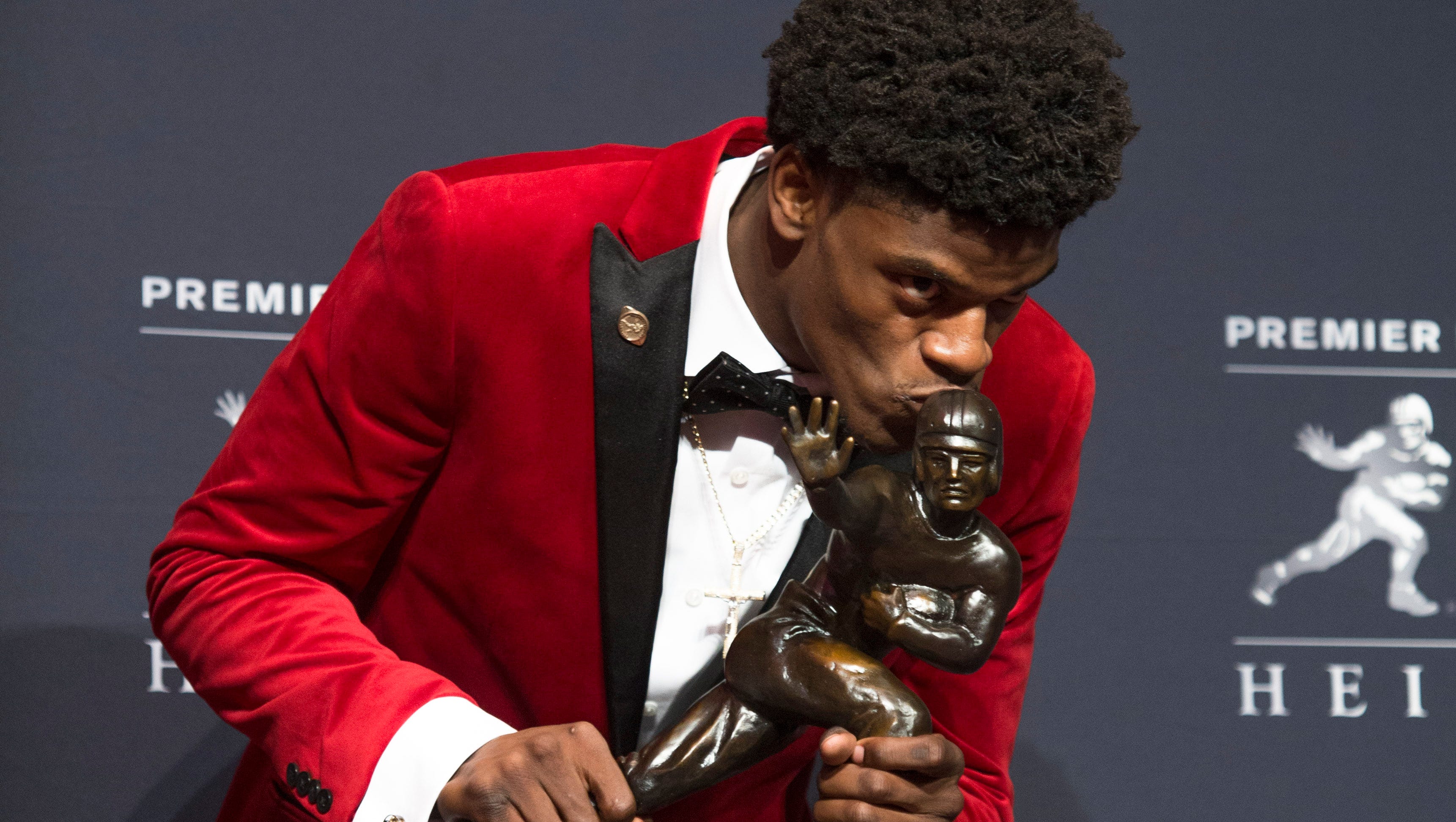 Lamar Jackson becomes Louisville's first Heisman Trophy winner