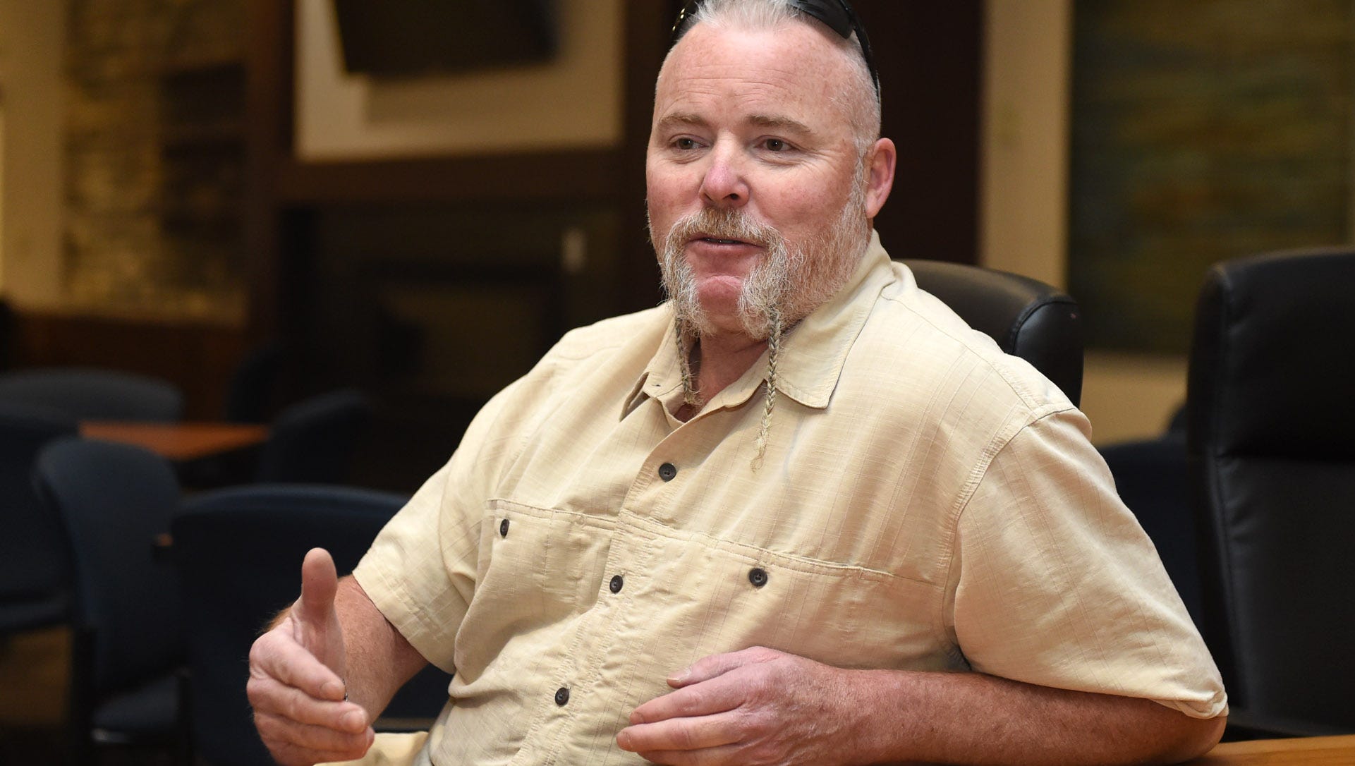 Las Vegas shooting: Retired cop told friends, 'don't come in after me'