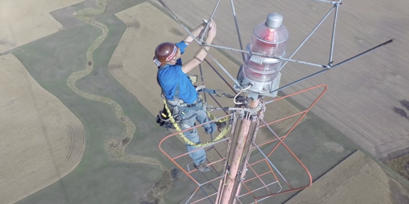 Watch: Tower climber scales 1,500-foot antenna to change bulb
