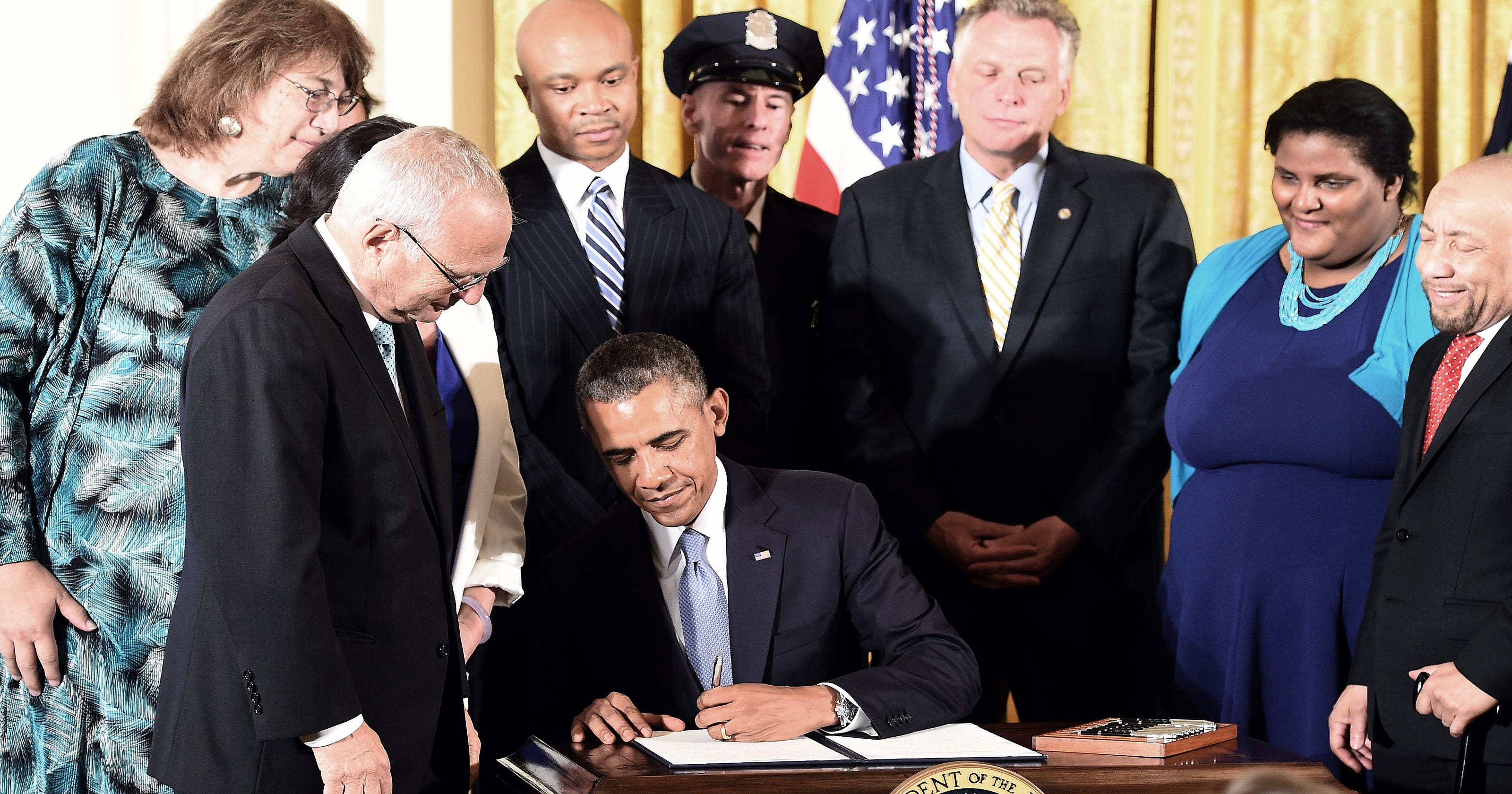 Obama Signs Executive Order Banning Lgbt Discrimination