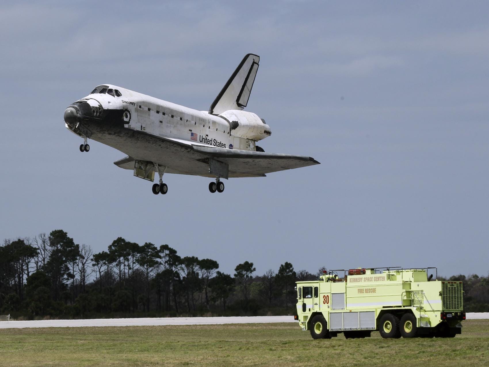 Space Shuttle Discovery during reentry : r/spaceporn