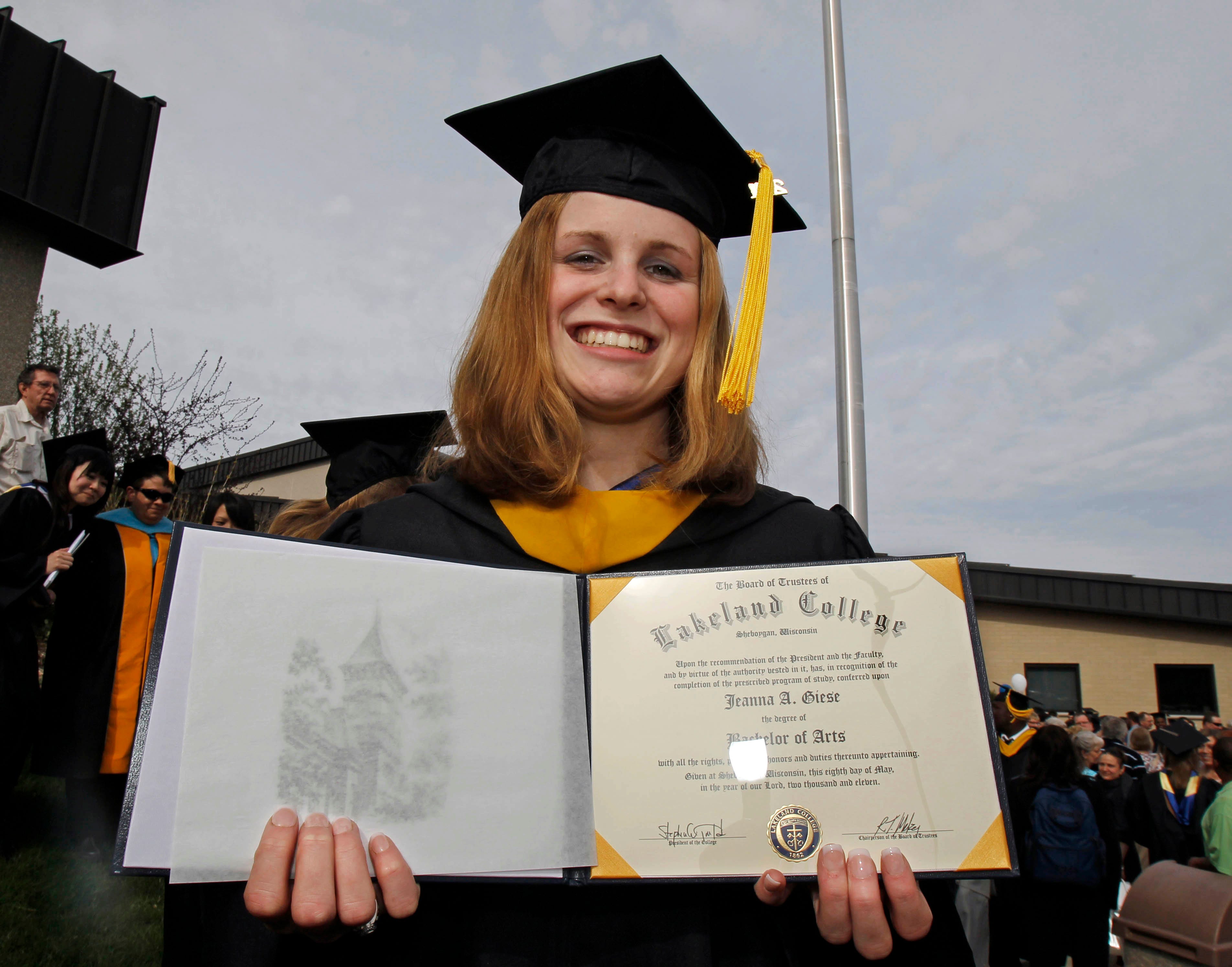 World's first rabies survivor graduates from college