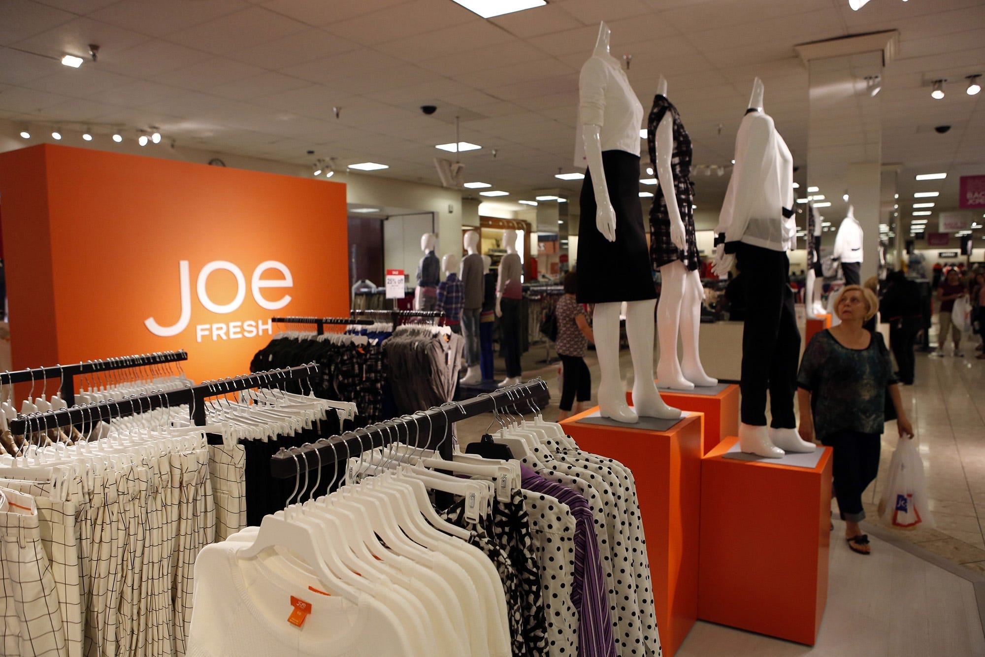 No-name clothes fuel a retail apocalypse