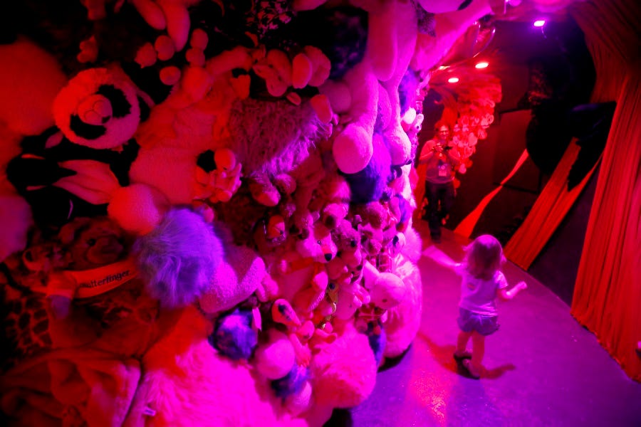 Art review, photos and video: Factory Obscura creates an immersive hit ...