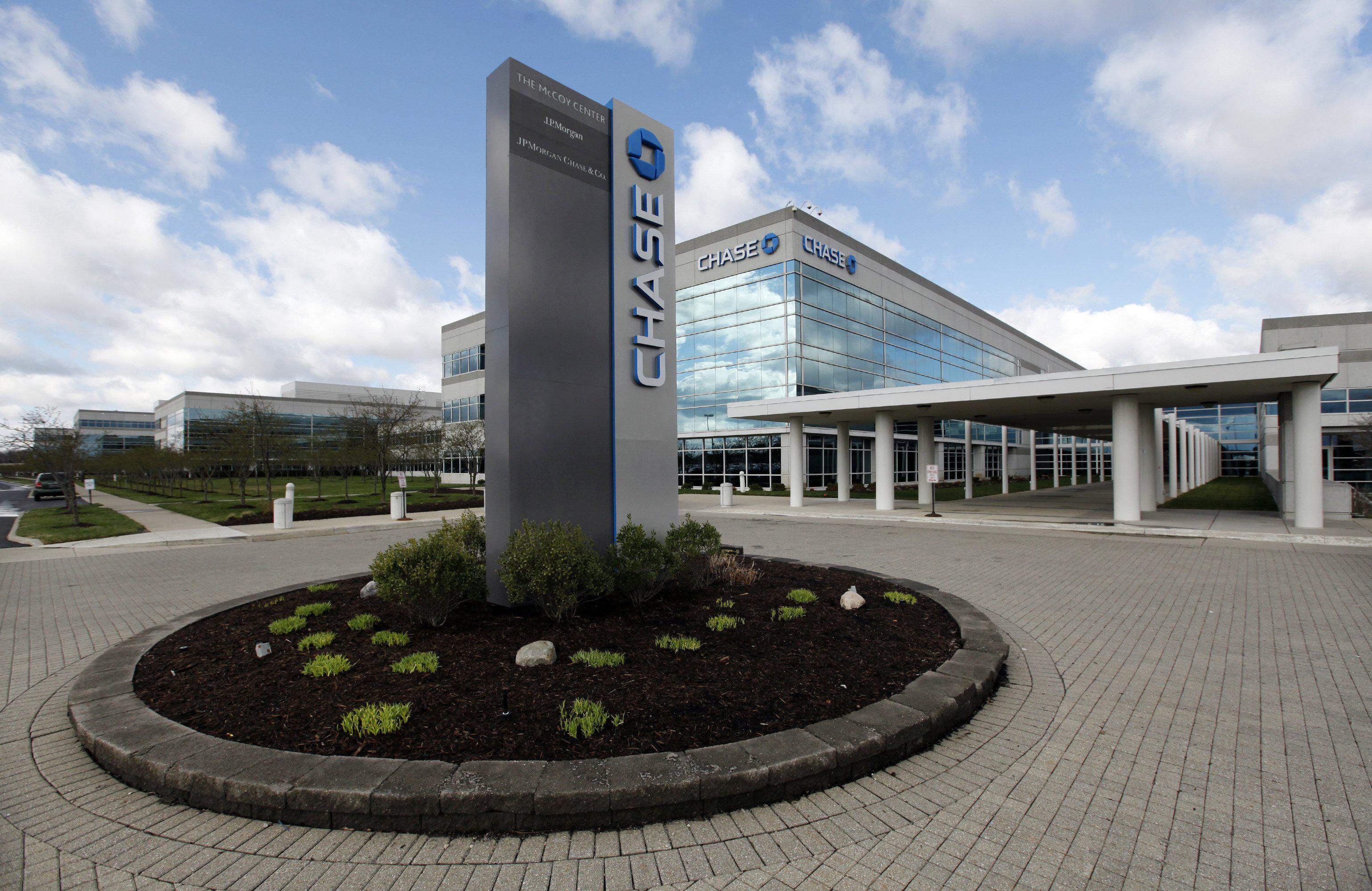 JPMorgan Chase plans cuts in consumer unit staff