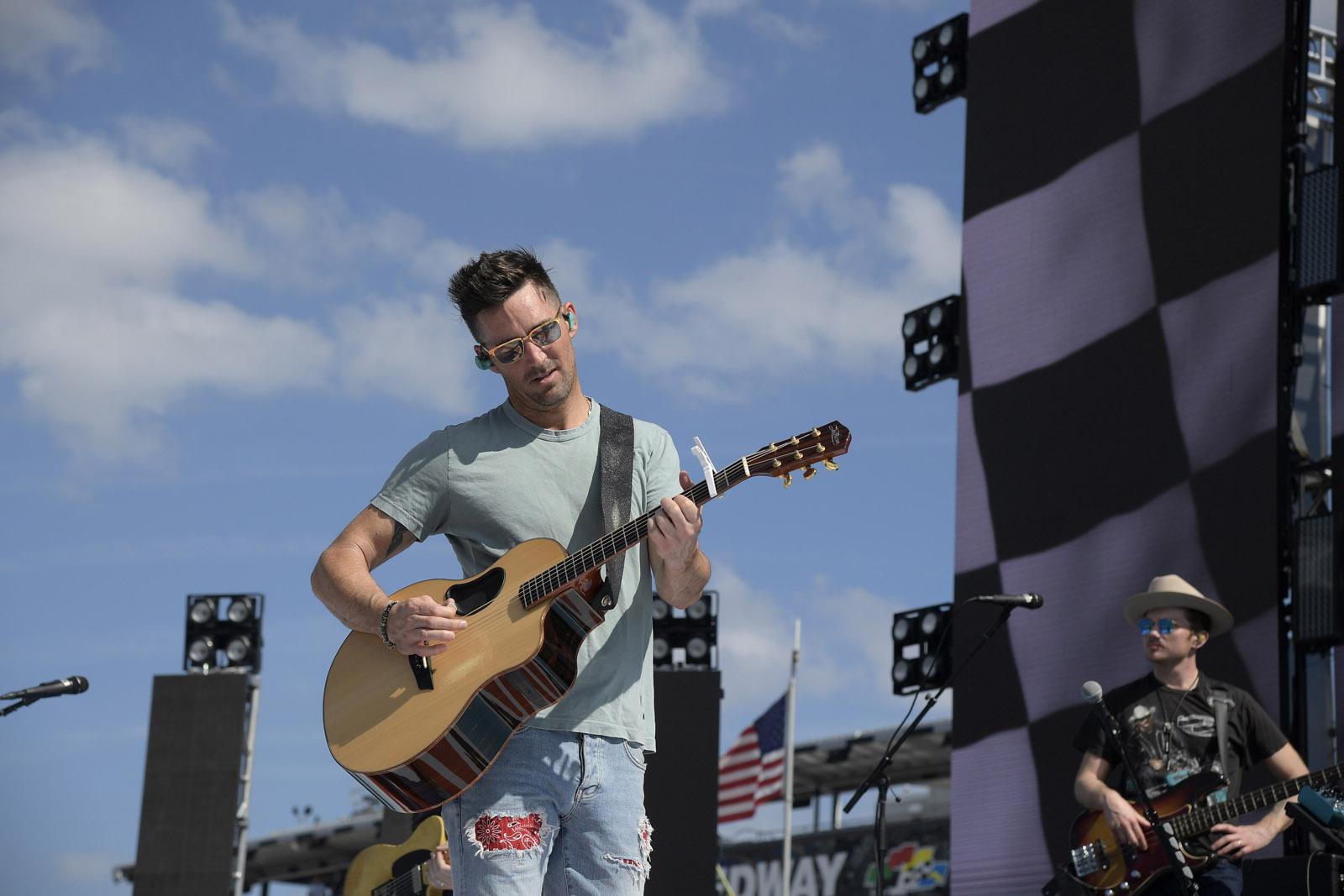 Ramblin’ Rhodes: Jake Owen goes acoustic for ‘Tiki Tonk Tour’