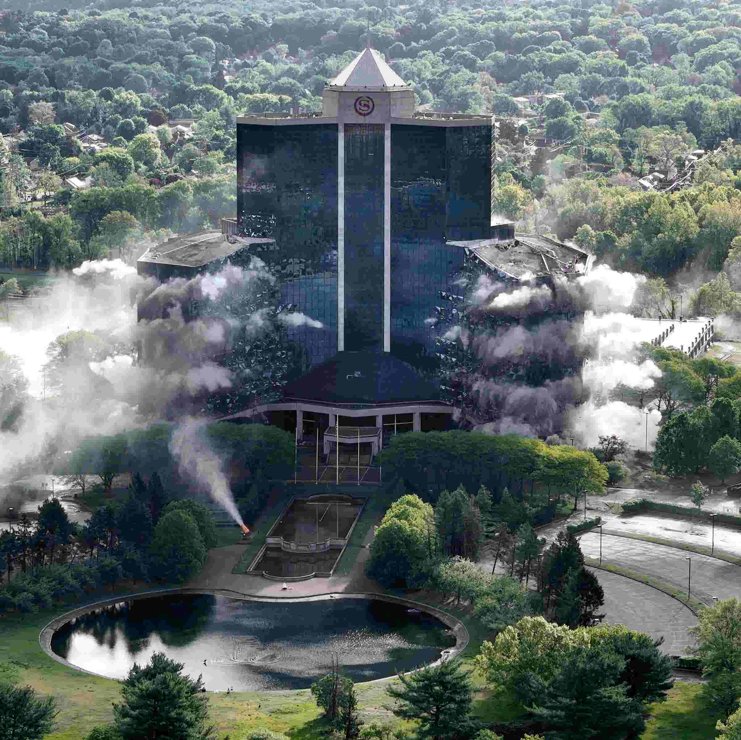 Implosion of the Sheraton Crossroads Hotel of Mahwah: see the video