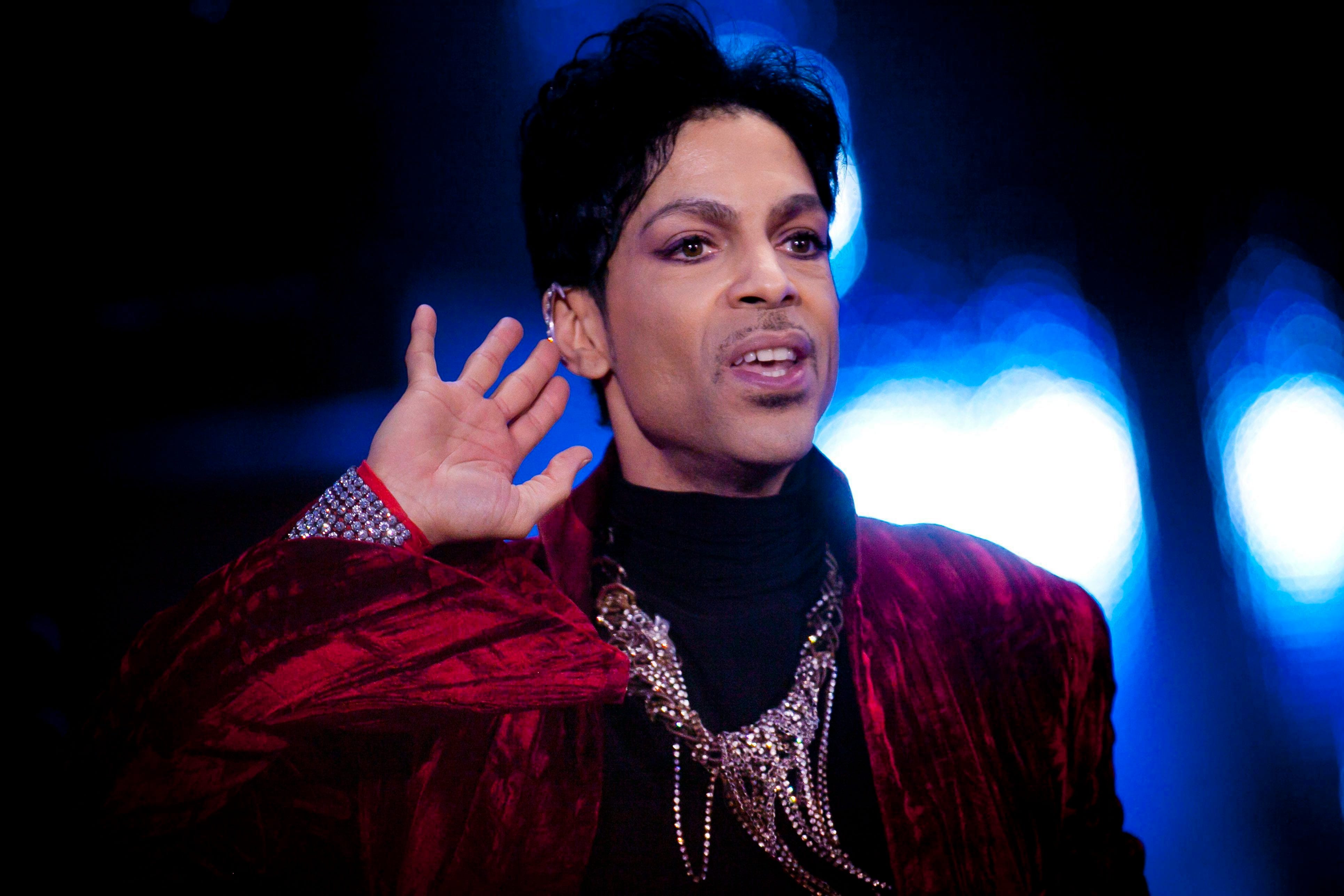 'Stunned' celebrities react to Prince's death | khou.com