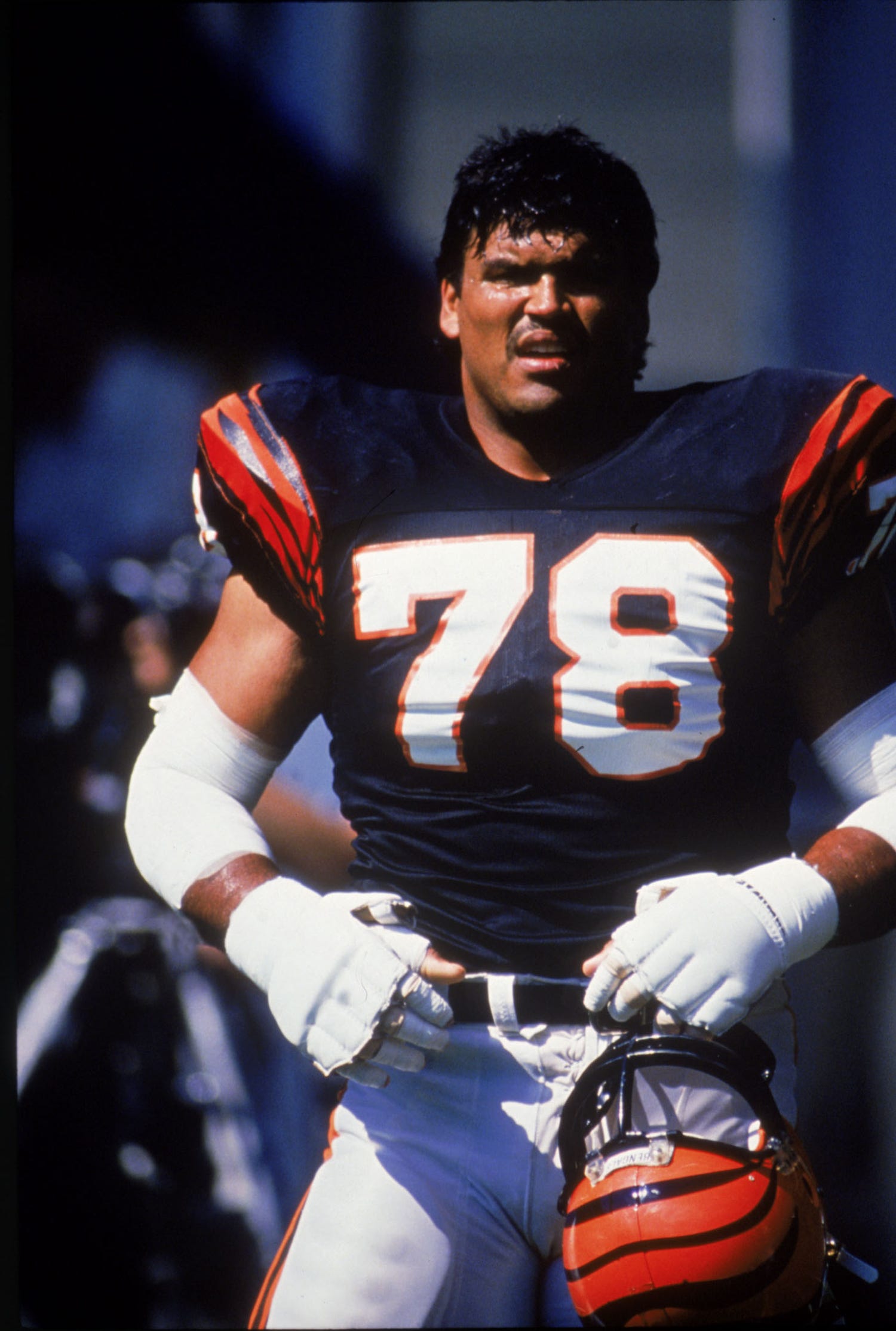 Tom Flores was trailblazer for Latinos in NFL, helped change history