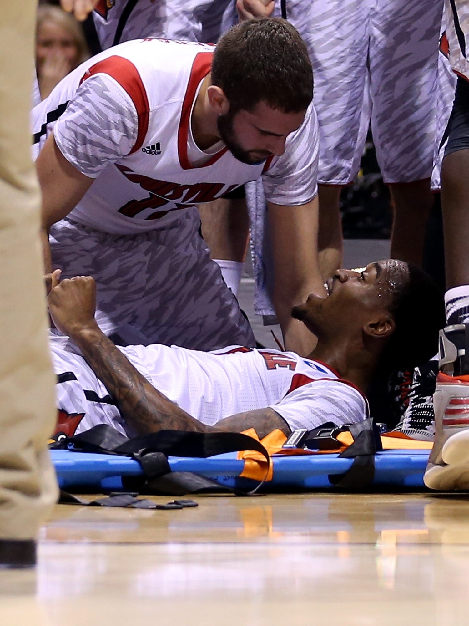 Louisville's Kevin Ware suffers gruesome leg injury, players emotional